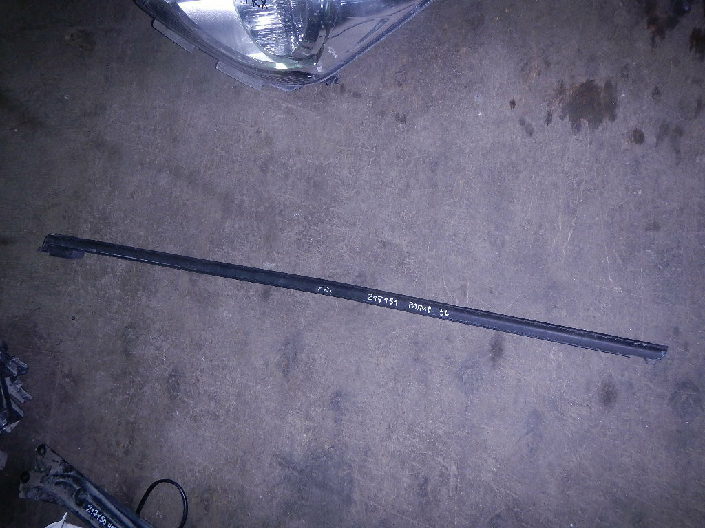 Б/У Накладка стекла заднего левого, Skoda (Шкода)-RAPID (12-) SKODA Rapid (12-) Деформация 1/1 см. 217151 VAG арт. 5JA83...