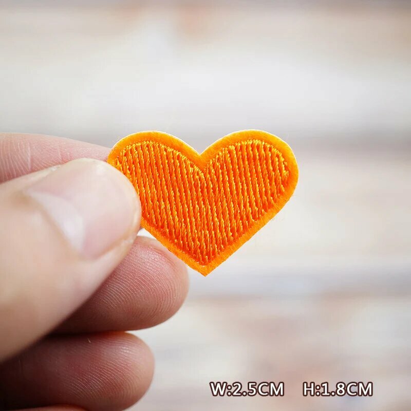 Нашивки с вышивкой цвет сердца