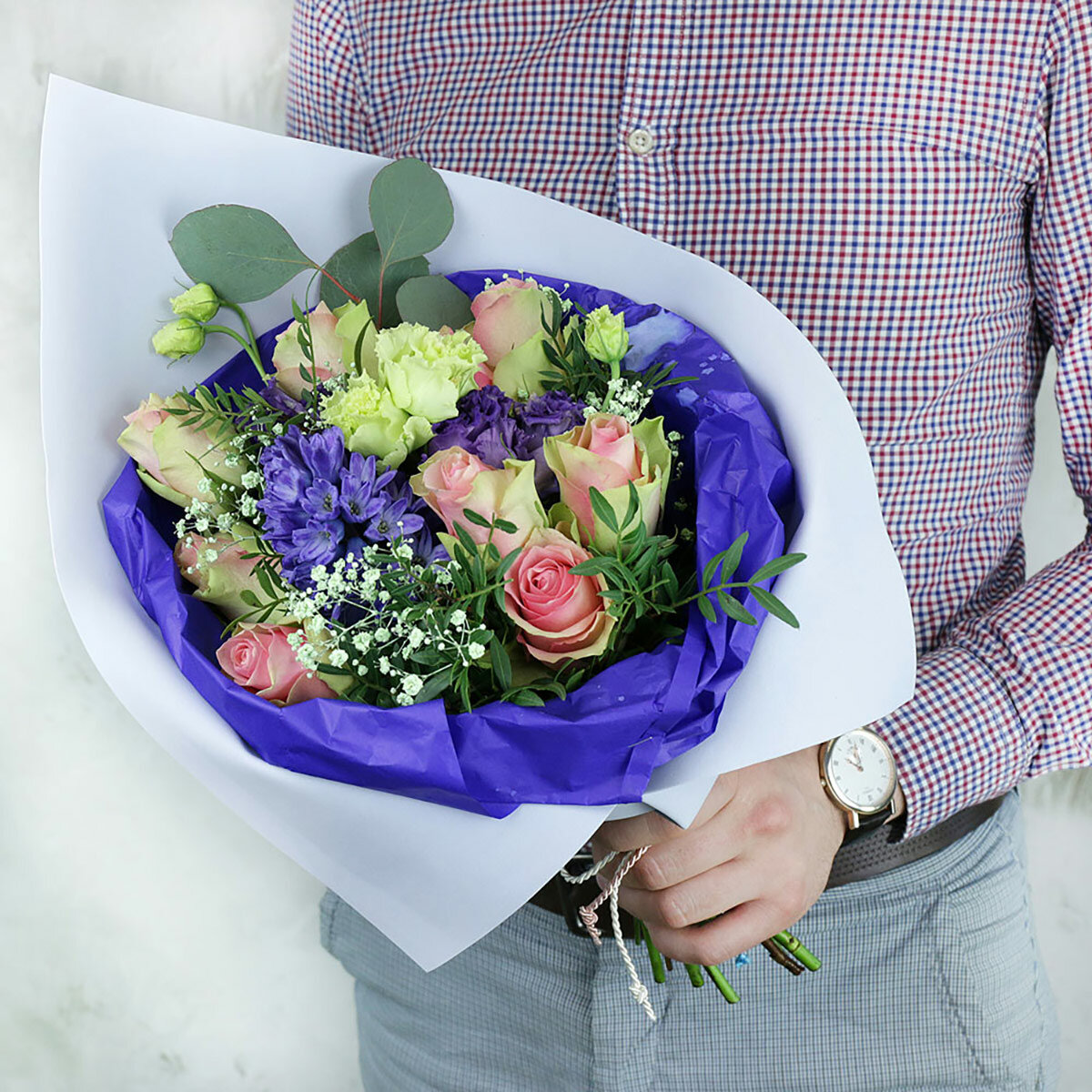 Авторский букет Букет Маркет, розы, лизиантусы, гиперикум, оберточная бумага