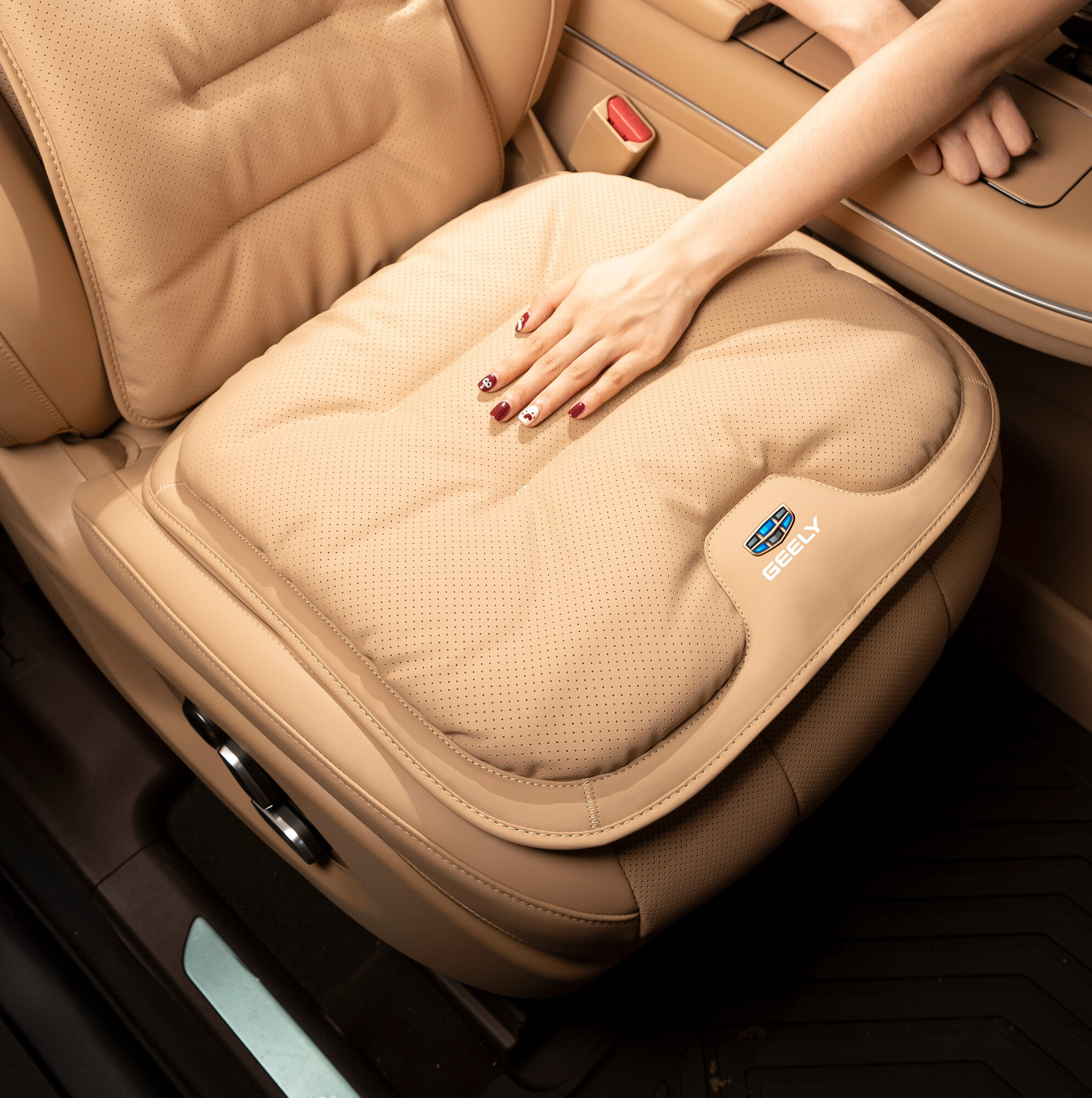 Защитная накидка на сиденье с перфорацией для Geely
