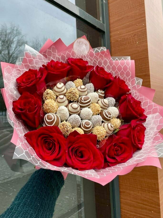 Букет с клубникой в белом и молочном шоколаде, орех, кокос, 11 роз, 400 г, Dream 4