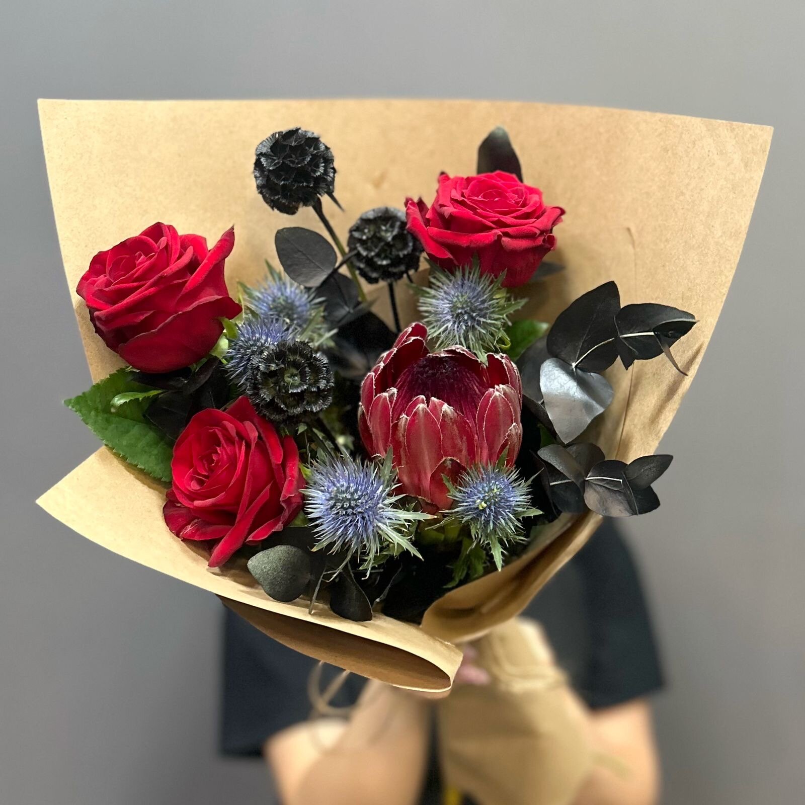 Микс с красными розами и протеей в крафте