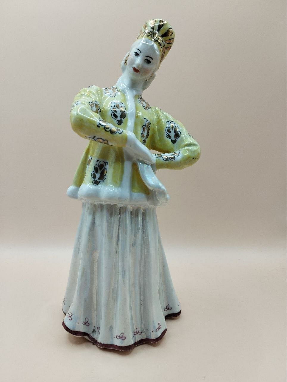 Фарфоровая статуэтка СССР. Лебедушка в желтом. Дулево, 1970 год.