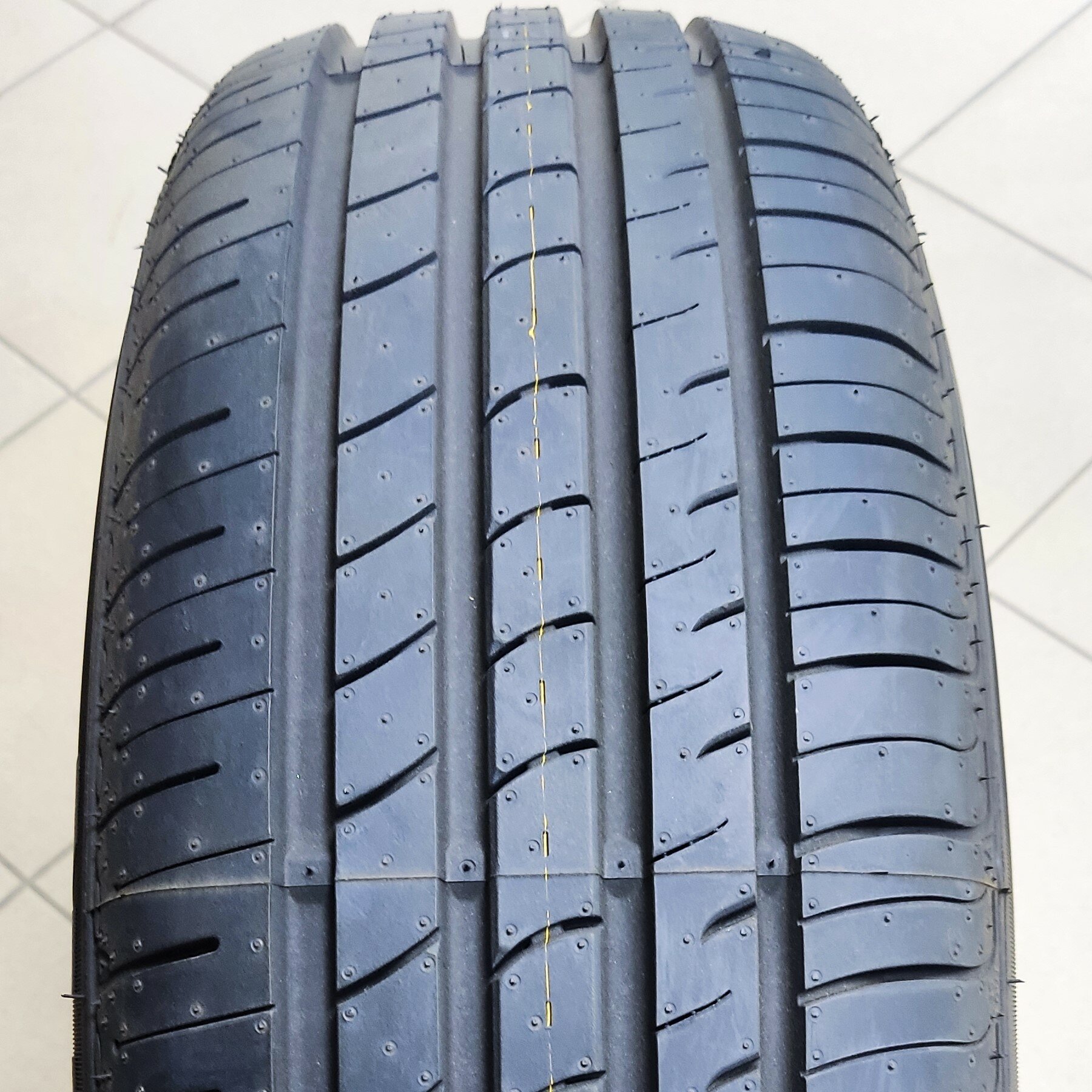 R-17 225/65 Nexen N'fera RU1 102H