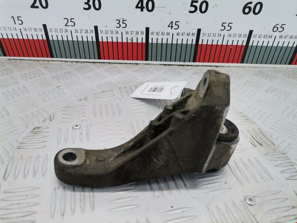 Кронштейн (крепление лапа траверса) кпп Volvo S40 2 арт. 2067709