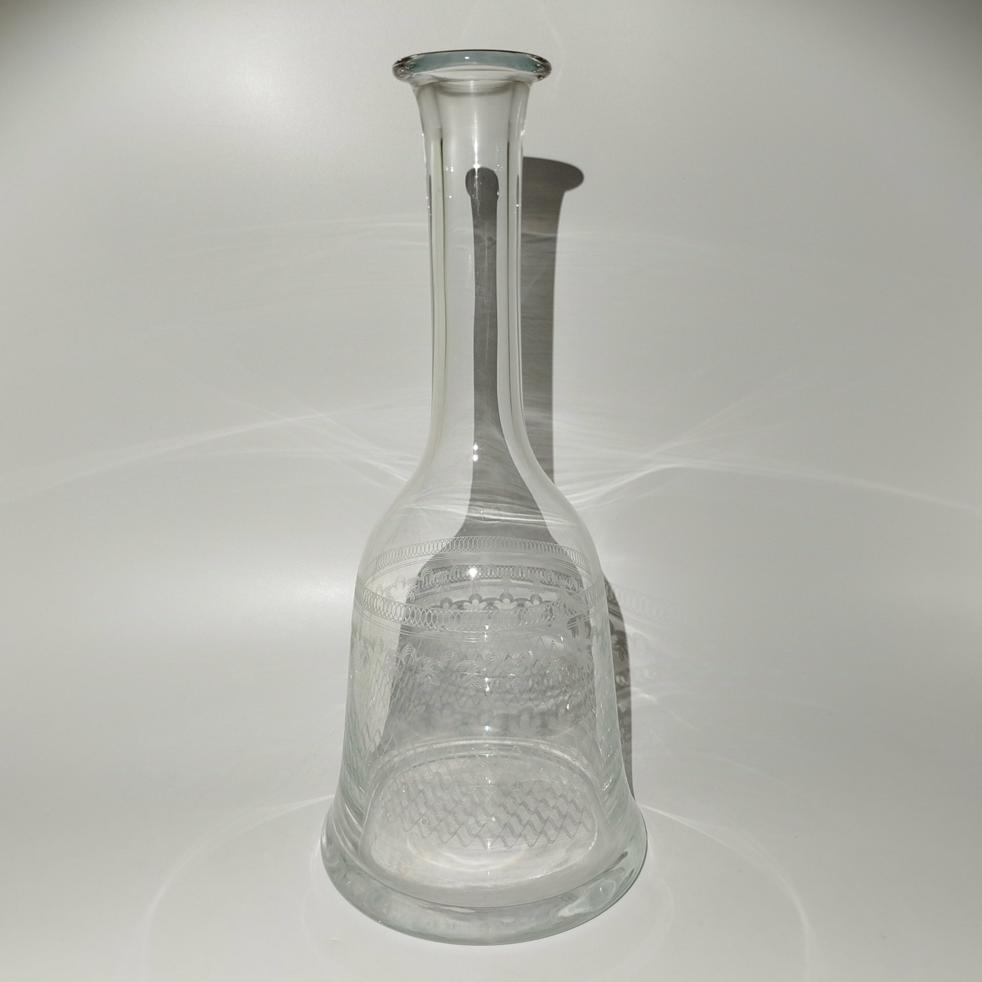 Графин колоколовидной формы с орнаментом на тулове, стекло