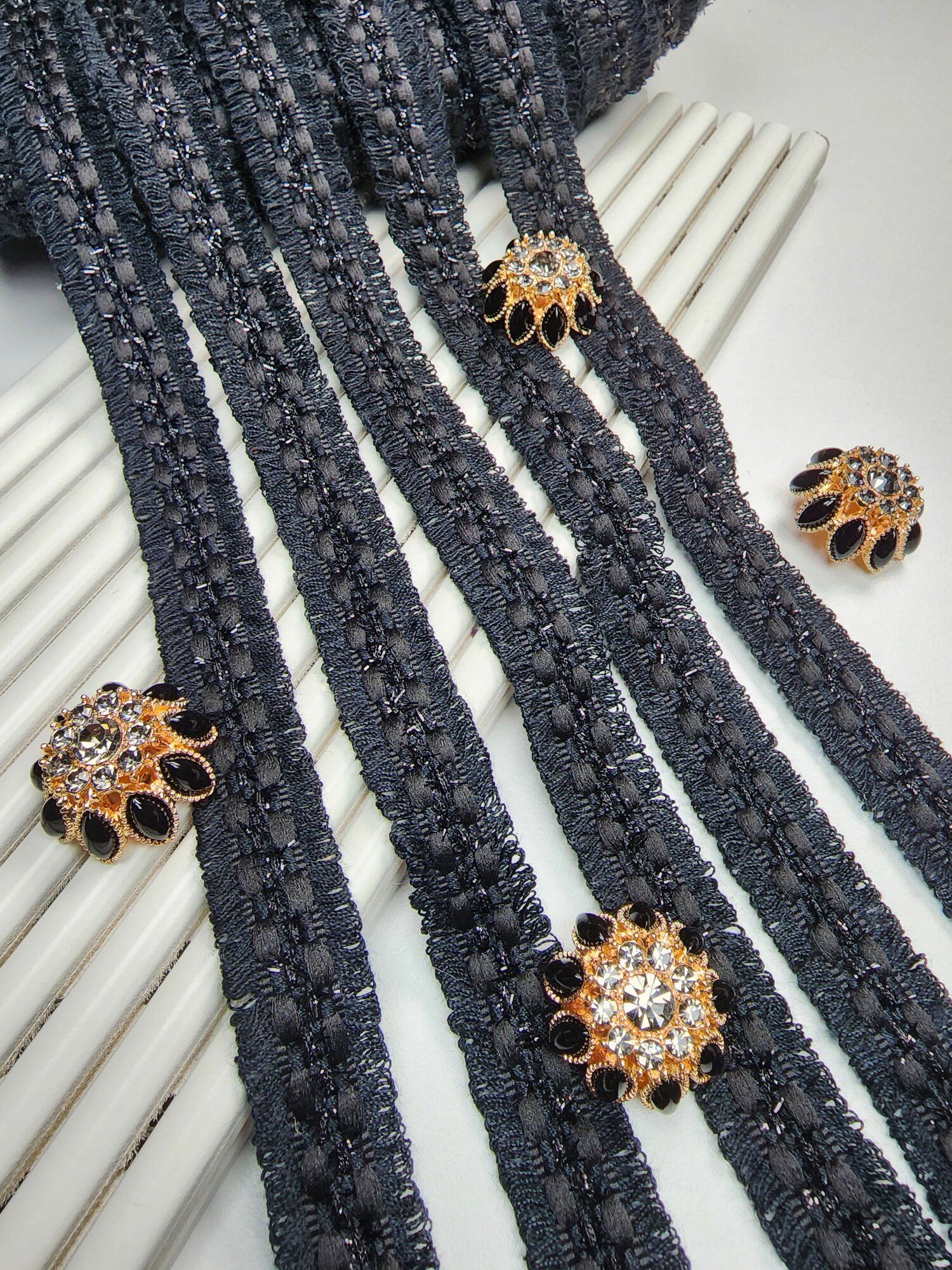 Тесьма черная с бахромой и блестящей нитью в тон, 2 метра