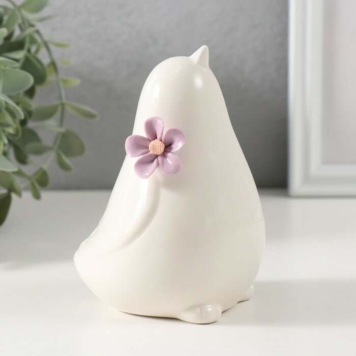 Фигурка керамика «Птичка белая с сиреневым цветочком», 8.7×7.6×11.6 см