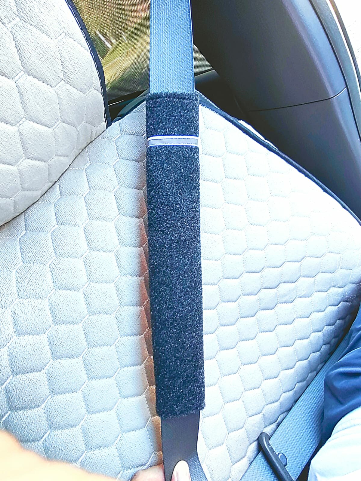 Плечевая накладка светоотражающая на ремень безопасности Autozoom, комплект из 2-х штук. Черный карпет.