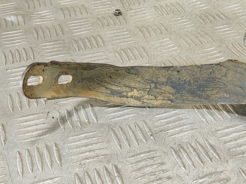 Кронштейн глушителя MERCEDES E w210 2104925441