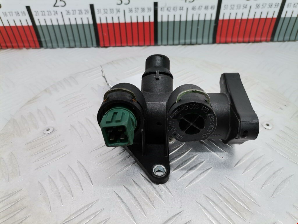 Фланец (штуцер системы охлаждения тройник) Volkswagen Passat 5 058121132 арт. 1669266