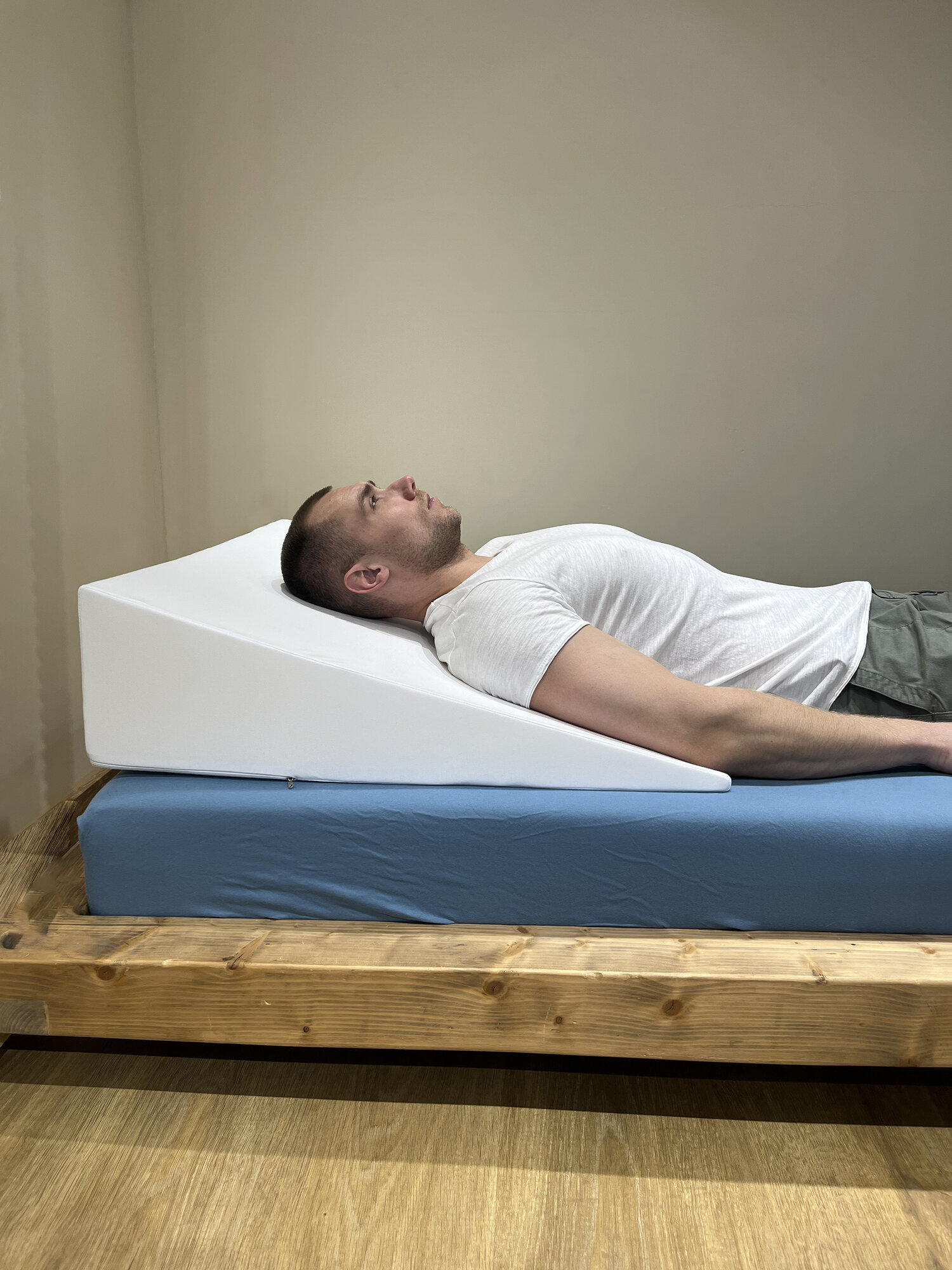 Клиновидная подушка под спину ГЭРБ в вакууме