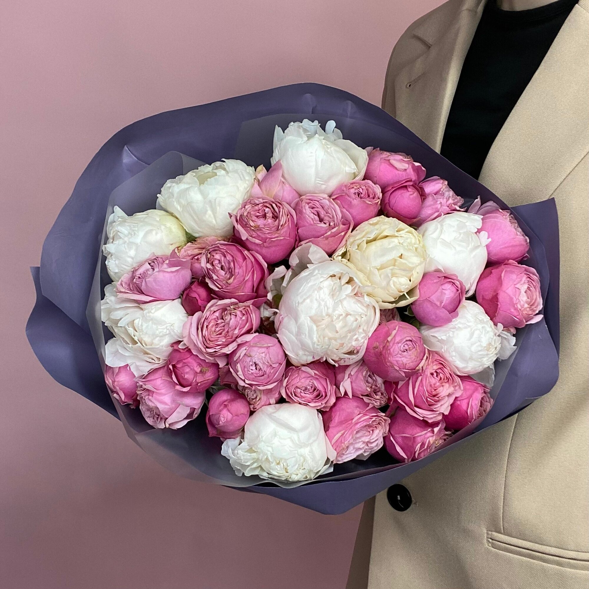 Букет для девушки (пионовидные кустовые розы 12 шт, пионы 9 шт.)