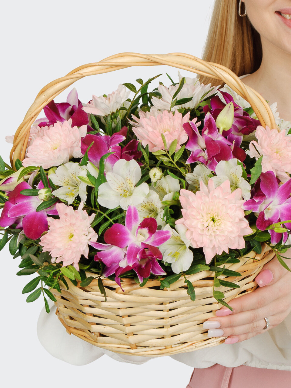 Корзина с живыми цветами Нежность хризантемы, орхидеи и альстромерии