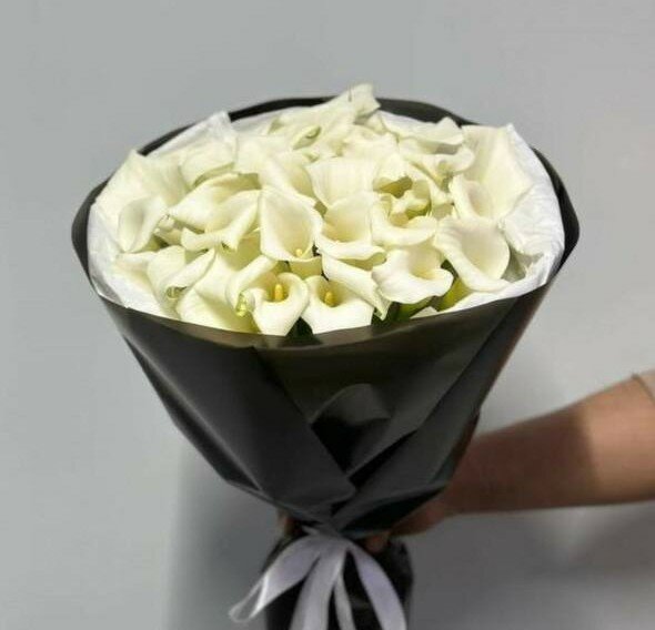 Элегантные белые каллы в дизайнерской чёрной упаковке. Букет из 39 калл