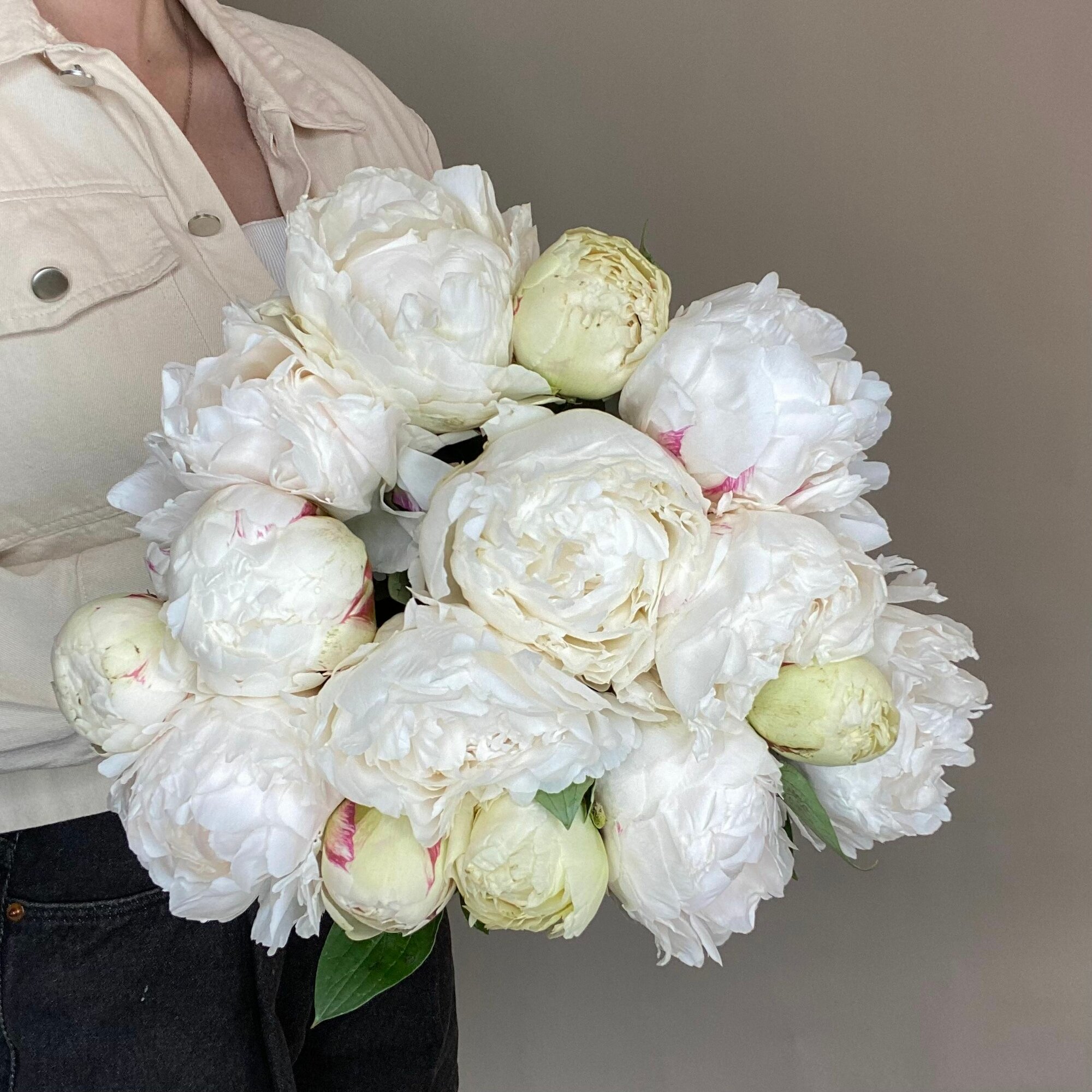 Белые пионы