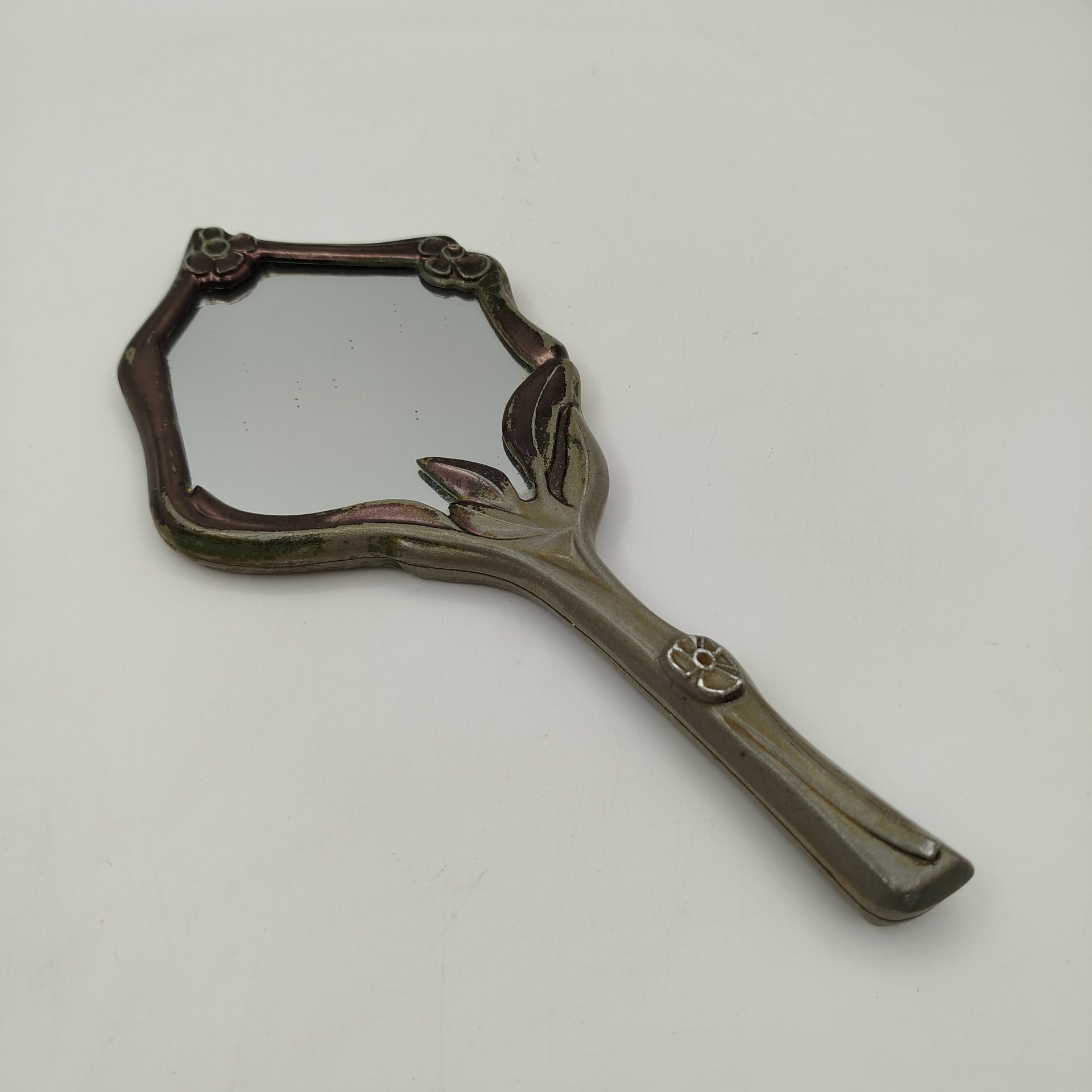 Зеркало ручное с цветочным декором в стиле модерн, металл, стекло, СССР, 1970-1990 гг.