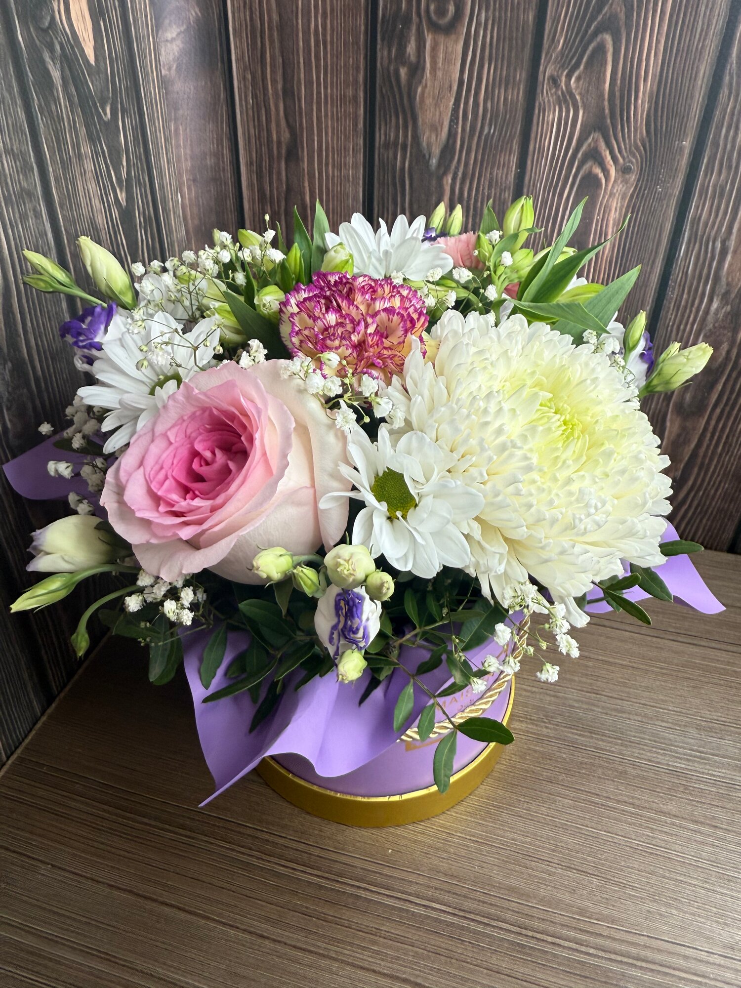 Букет в коробке с розами, хризантемой для любимой, девушки, мамы, на день рождение, юбилей или просто так