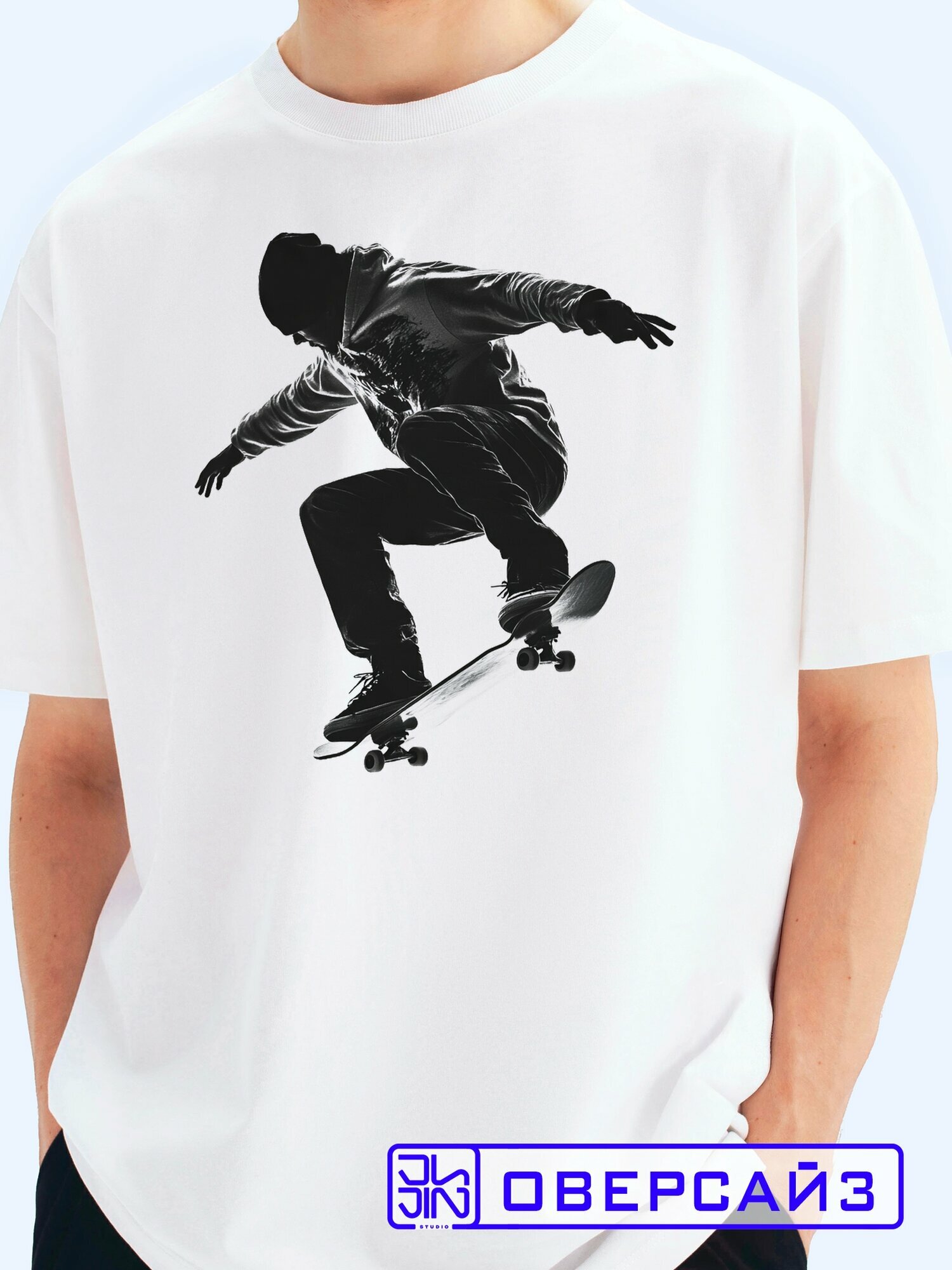 Футболка оверсайз мужская с принтом Скейтбордист в черно белом стиле, уличные молодежные трюки на черной доске, белый хлопковый трикотаж с прикольным рисунком на груди