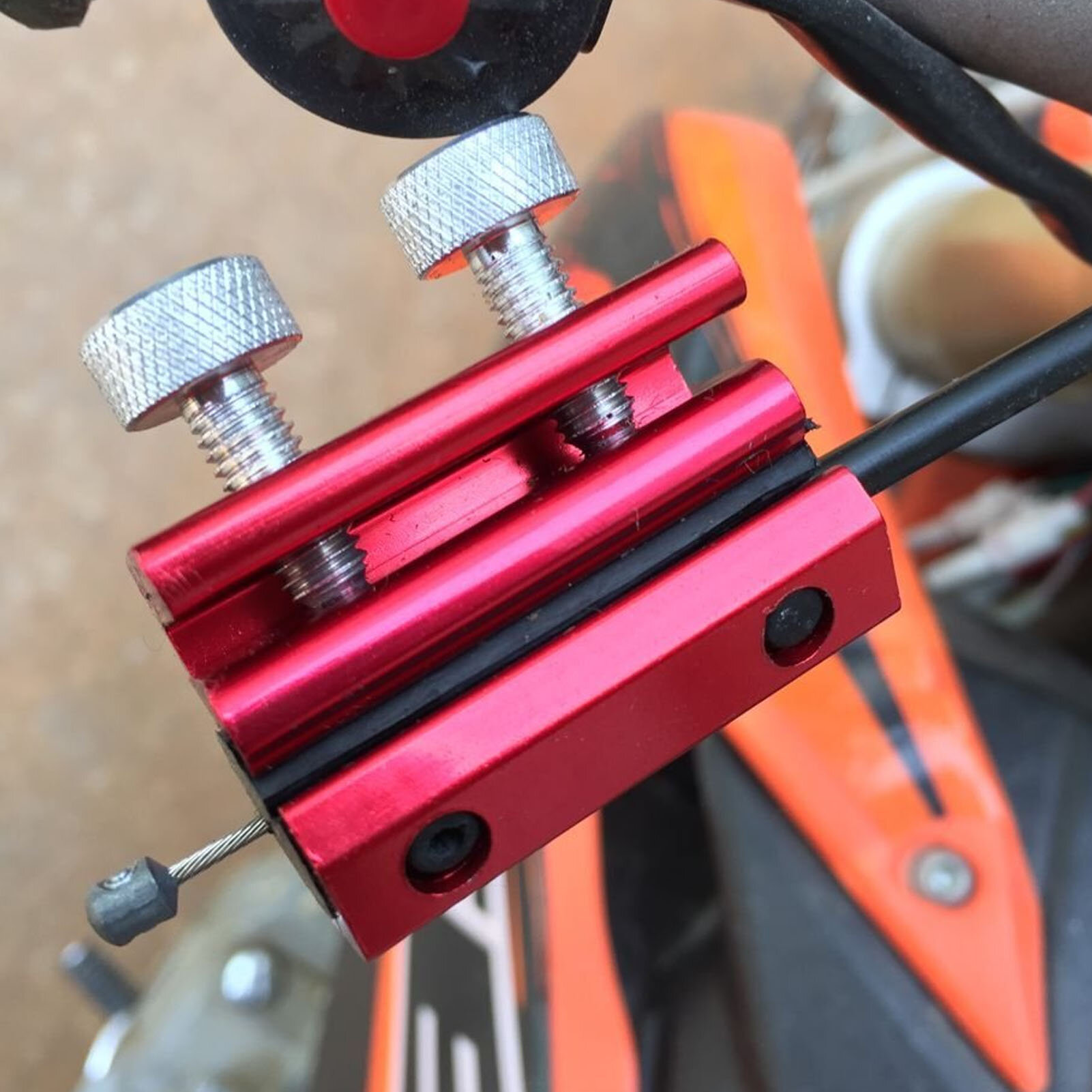 Инструмент для смазки тросов мотоцикла, двойной масленка для тросов, алюминиевый инструмент для смазки тросов сцепления, дроссельной заслонки, для квадроцикла, мотоцикла, скутера, красного цвета