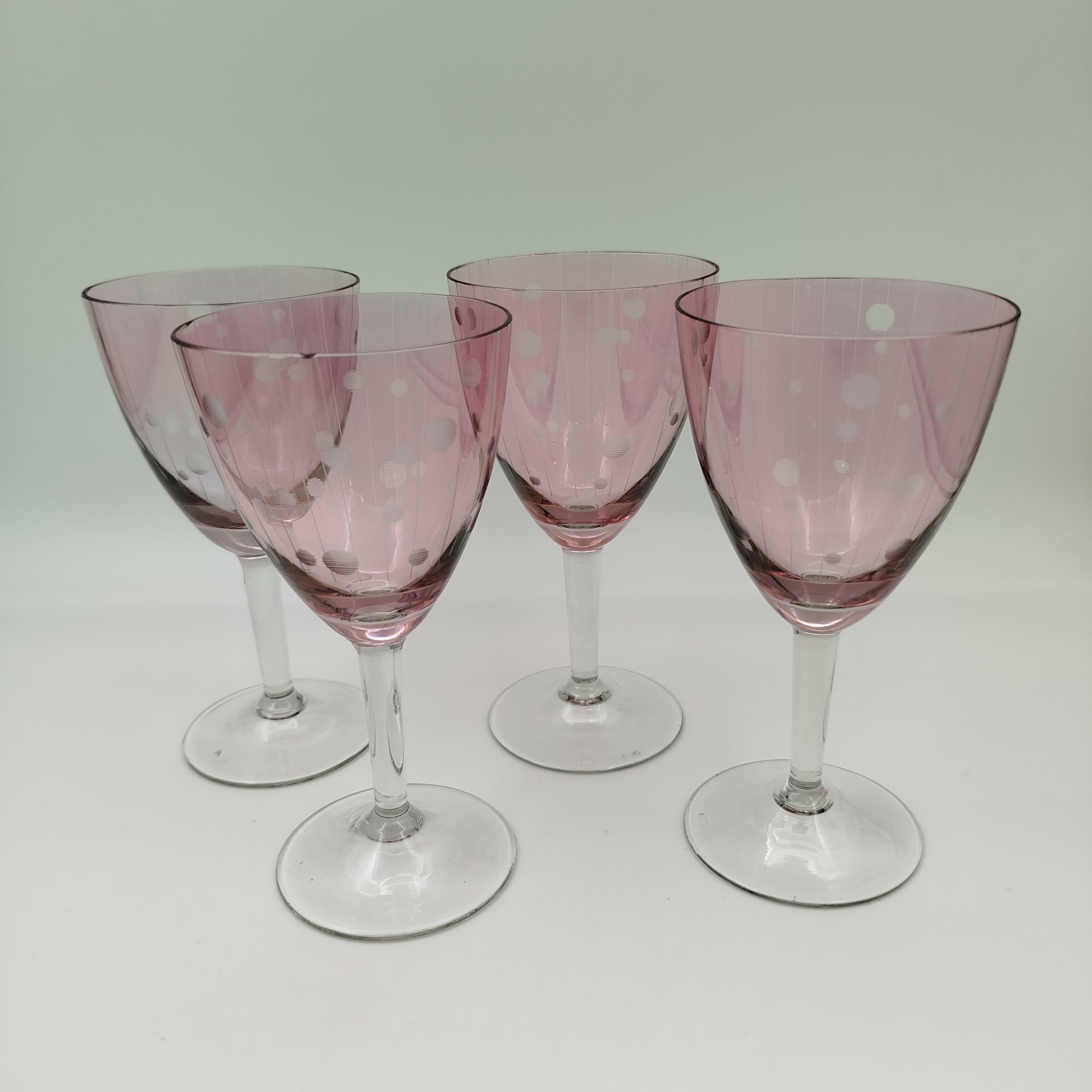 Набор из четырех бокалов с декором в горошек и с вертикальными полосами