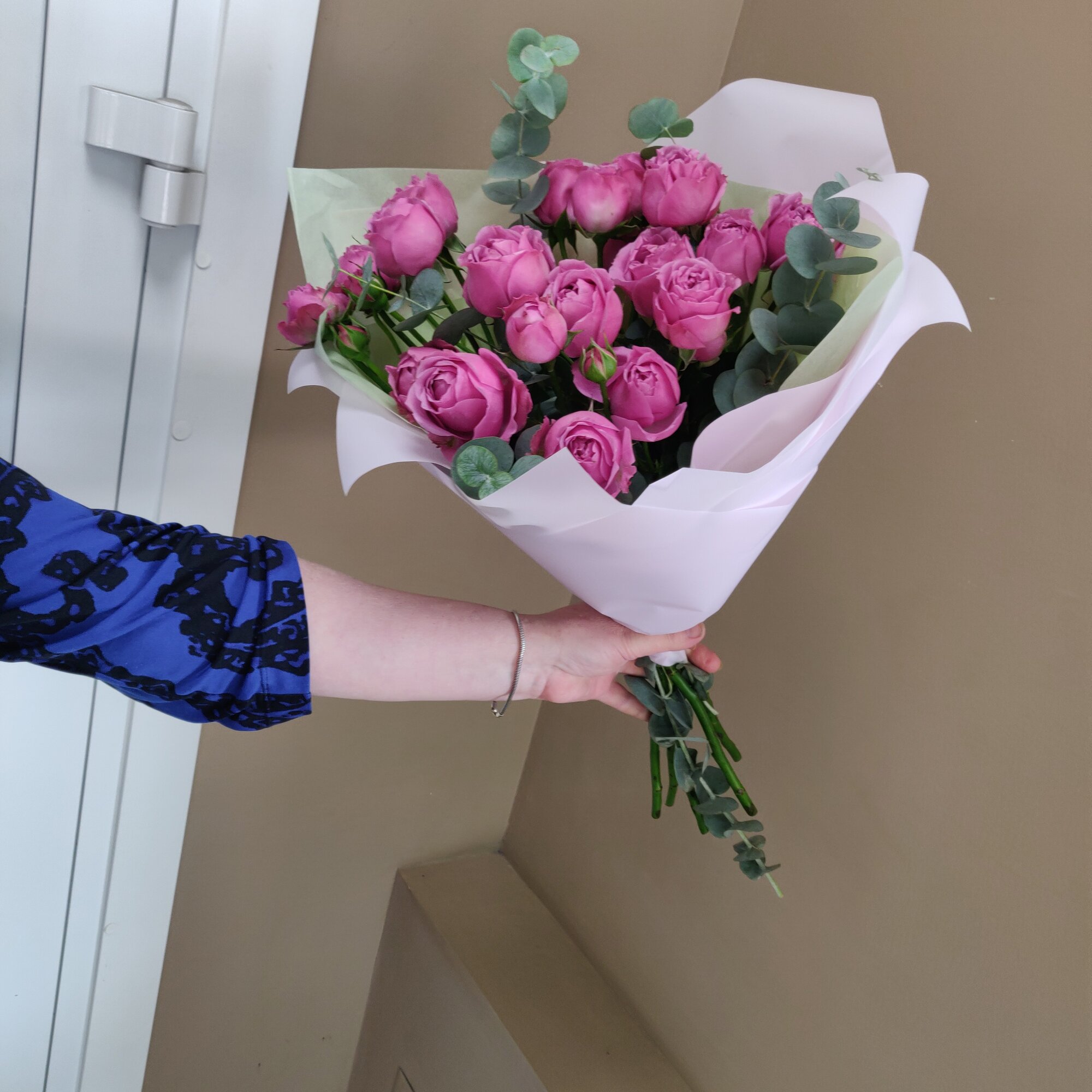 Букет кустовых пионовидных роз с веточками эвкалипта.