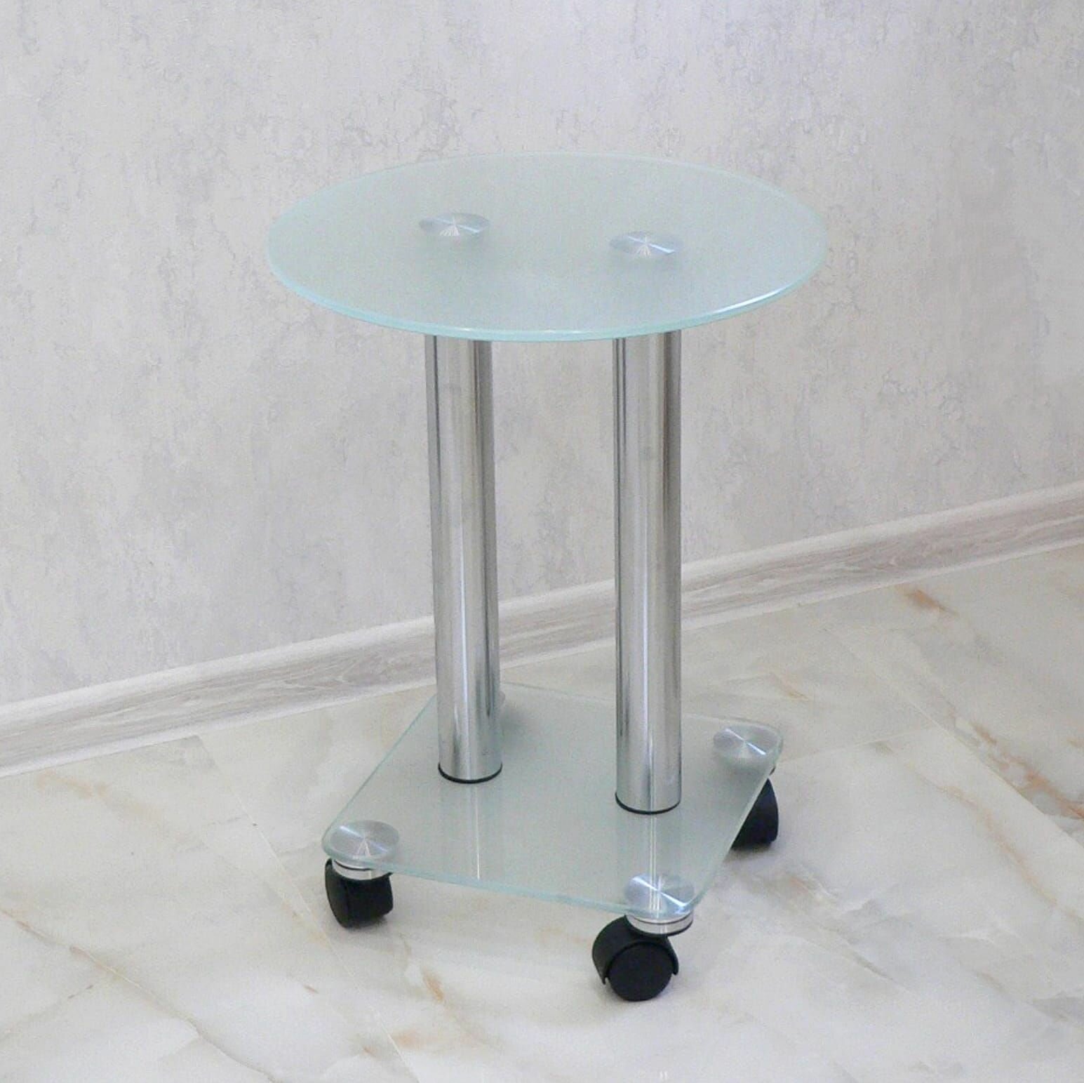 Астра 550 стекло матовое закалённое 8мм круглый с полочкой на колёсиках для гостиной/офиса столешница стеклянная, ножки хром, с полкой маленький