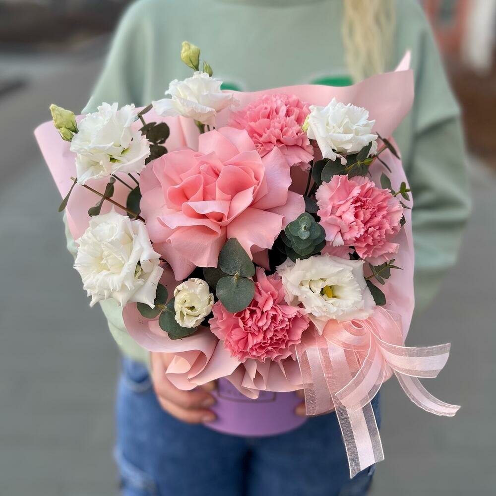 Букет из диантусов и эустом в фиолетовой коробке с эвкалиптом римская роза