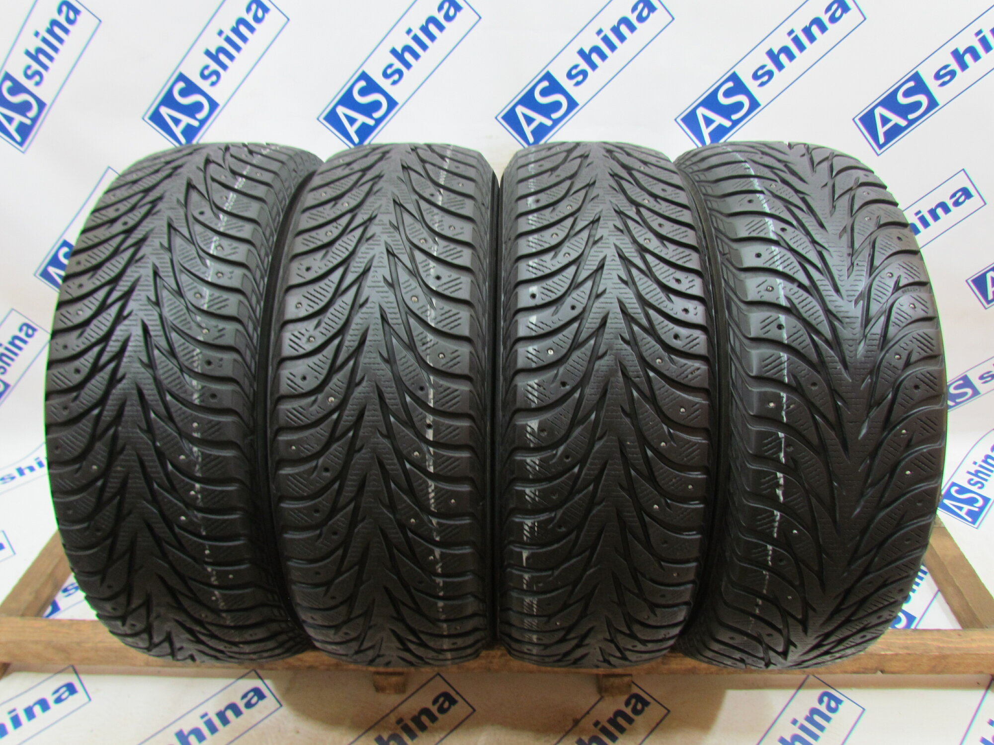 Yokohama ice GUARD Stud iG35 235 60 R18 зимние шипованные БУ шины 5-10% износ , артикул 0016712