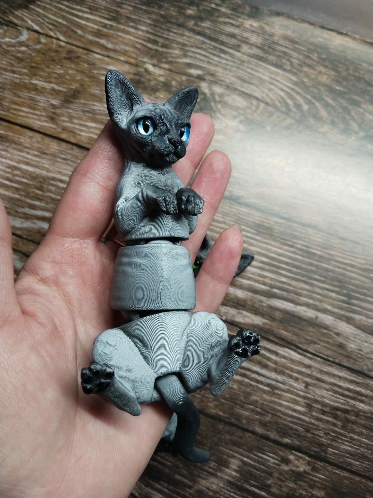 Подвижный кот сфинкс. Магнит на холодильник.3D печать.16 см. Серый цвет. Ручная роспись. Сделано в России