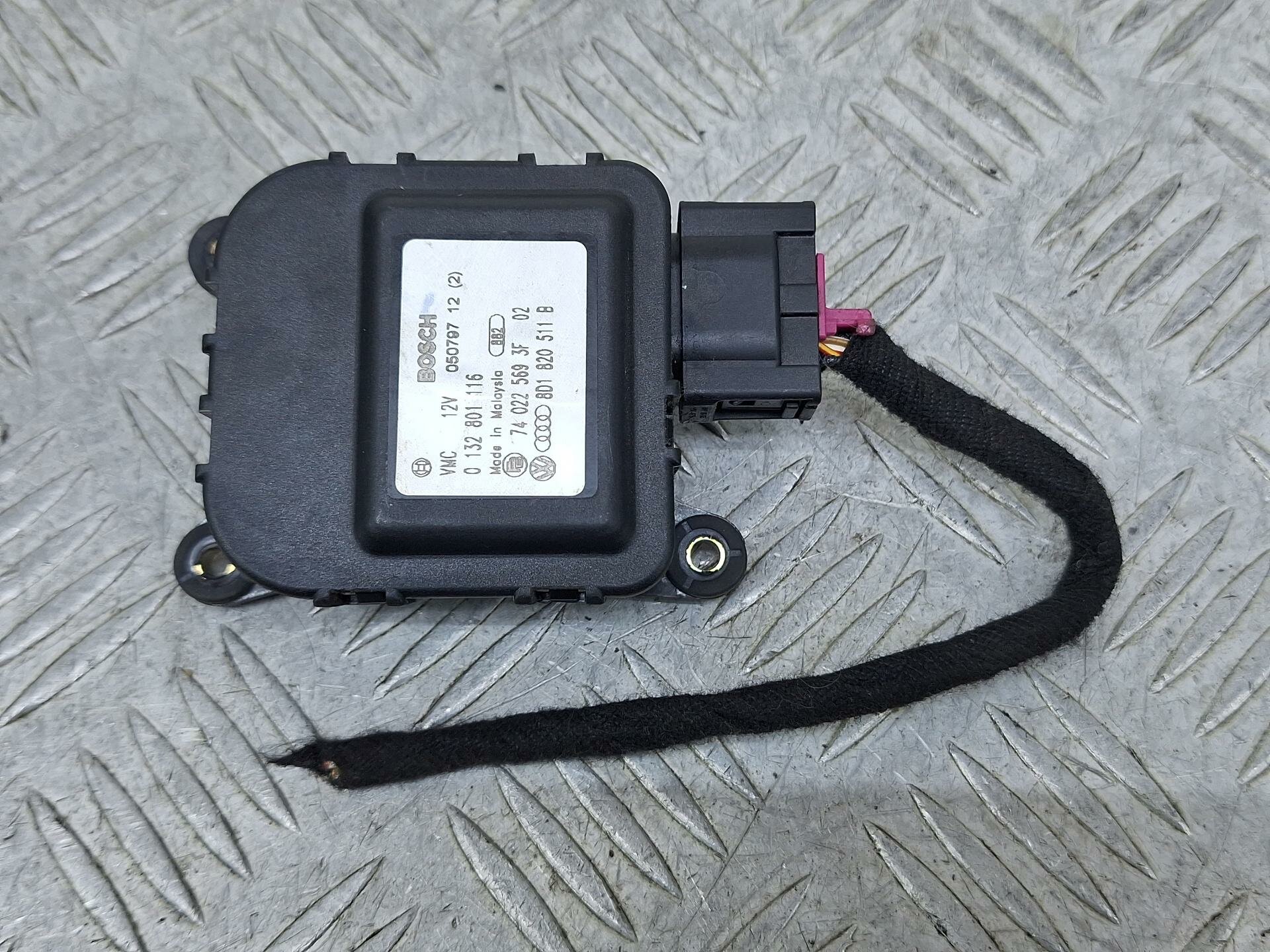 Моторчик заслонки печки Volkswagen Passat B5 (1996 - 2001) 8D1820511B