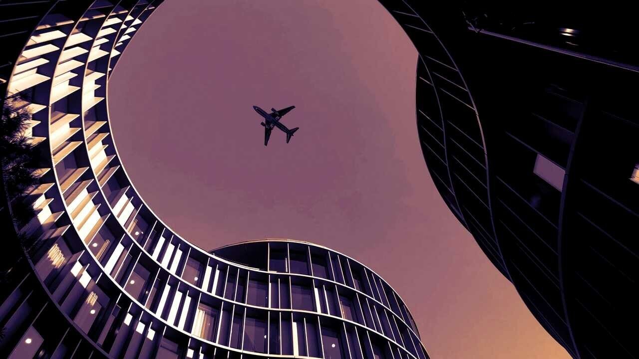 Картина на холсте 60x110 LinxOne "Авиация город здания дома" интерьерная для дома / на стену / на кухню / с подрамником