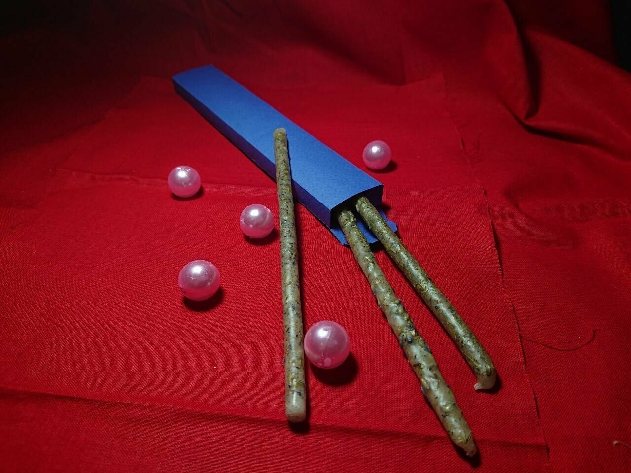 Набор из 3-х белых свечей с лепестками роз