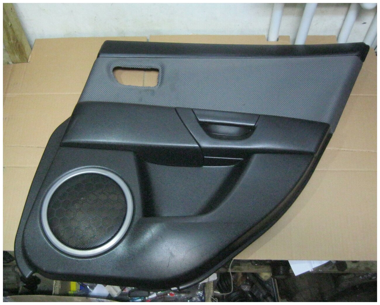 Обшивка задней R двери Mazda 3 седан 07 г