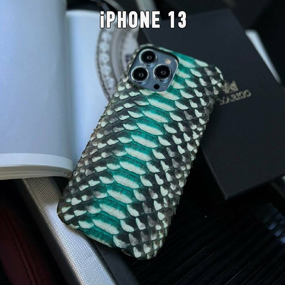 Чехол для IPhone 13 из кожи питона бирюзового цвета.