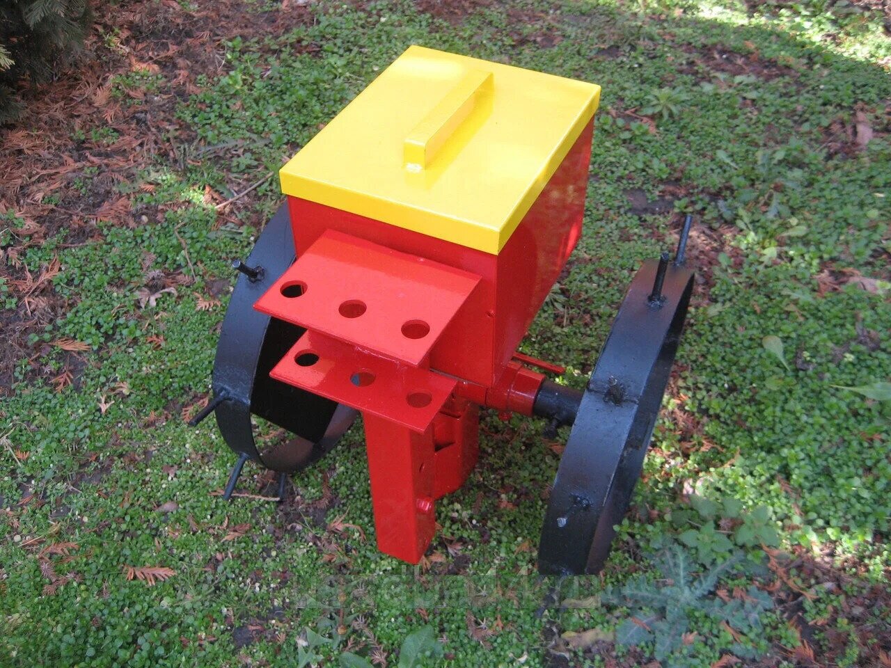 Сеялка СМ-1 для посева семян кукурузы и подсолнечника, к мотоблокам типа "Нева", "Ока", "Каскад".