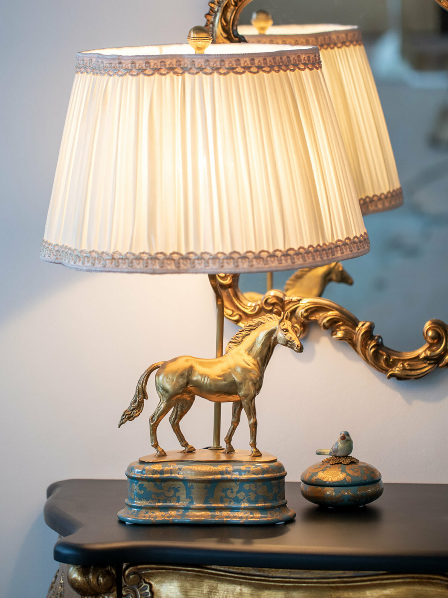 31G2305/LB999C/NB4199 Светильник с абажуром Лошадь 33x33x68см, фарфор, бронза, ткань, Glasar