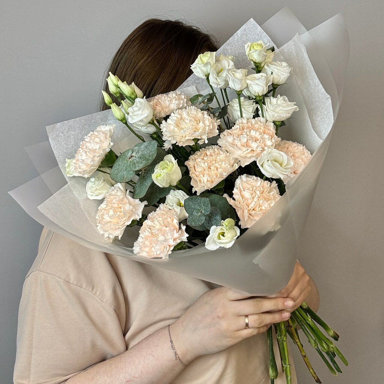 Стойкий букет с эустомой, дианутсами и эвкалиптом