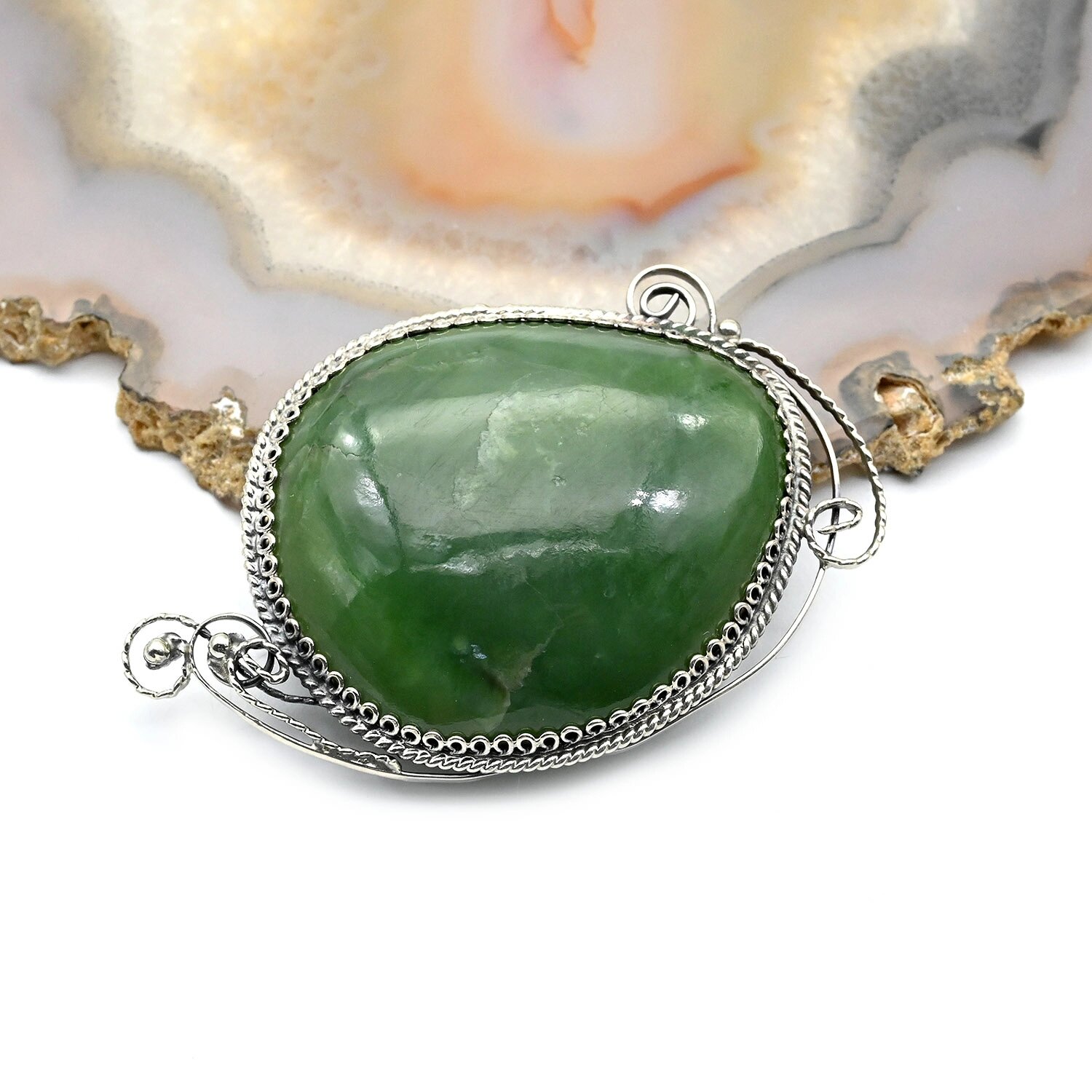 Брошь, нефрит