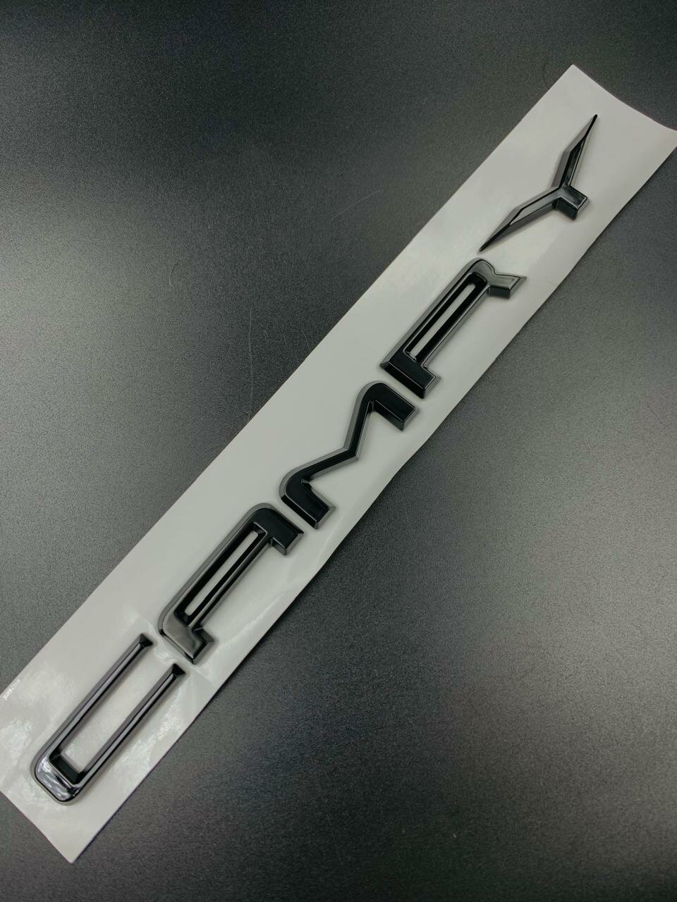 Эмблема надпись на Тойота Камри / Значок шильдик на крышку багажника Toyota Camry XV70 (черный)