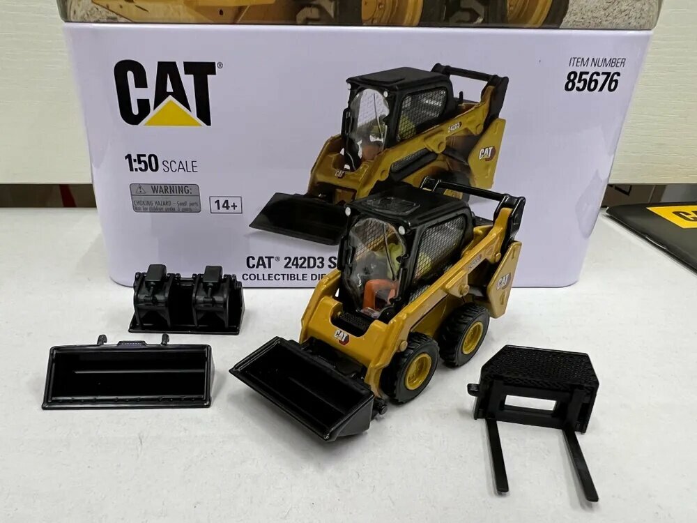 Масштабная модель 1:50 CATERPILLAR 242D3 Compact Wheel Loader, литая модель 85676