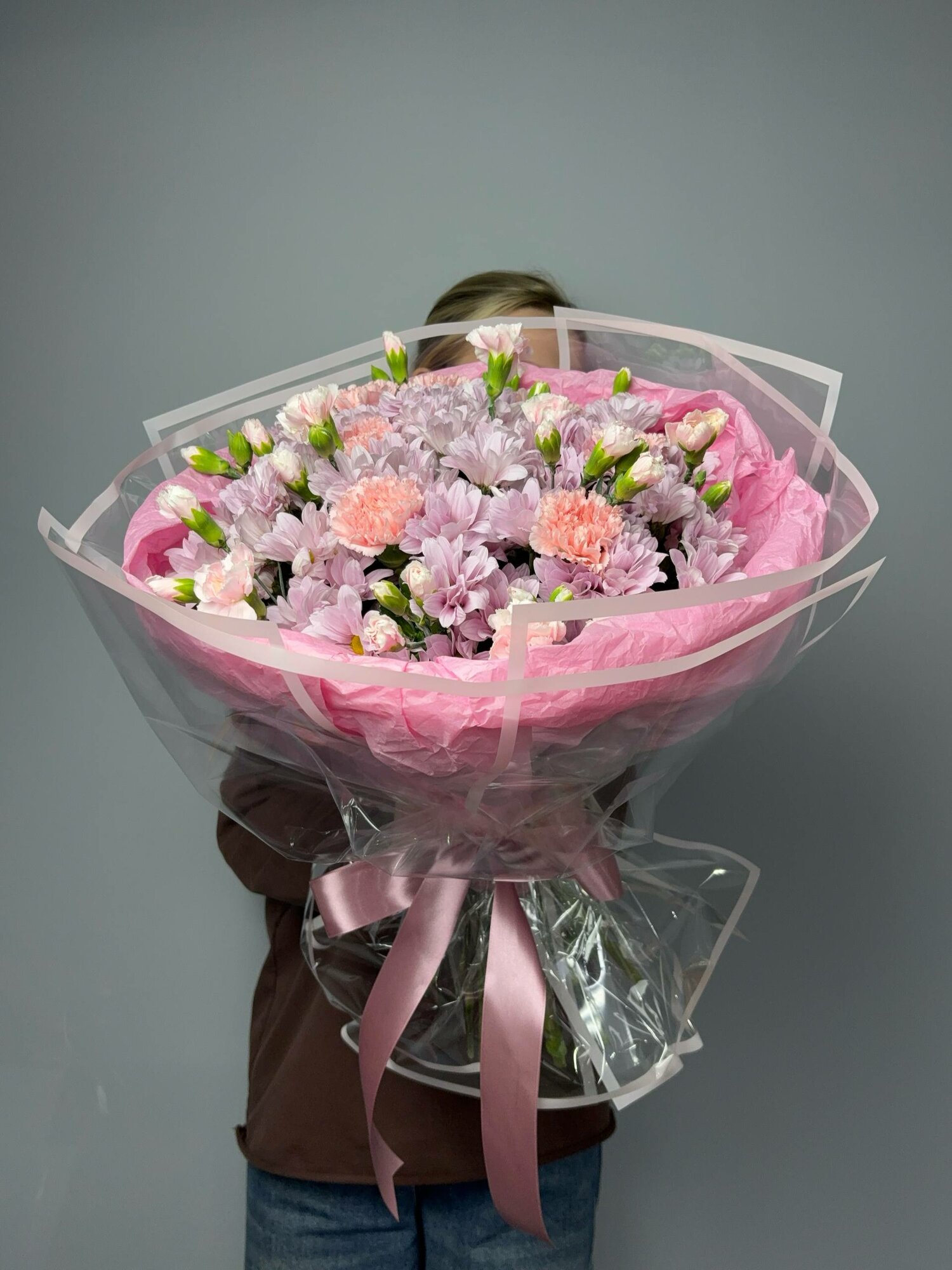 FRESH FLORA Сиреневая нежность: смешанный букет из хризантем и гвоздик – купить с доставкой недорого