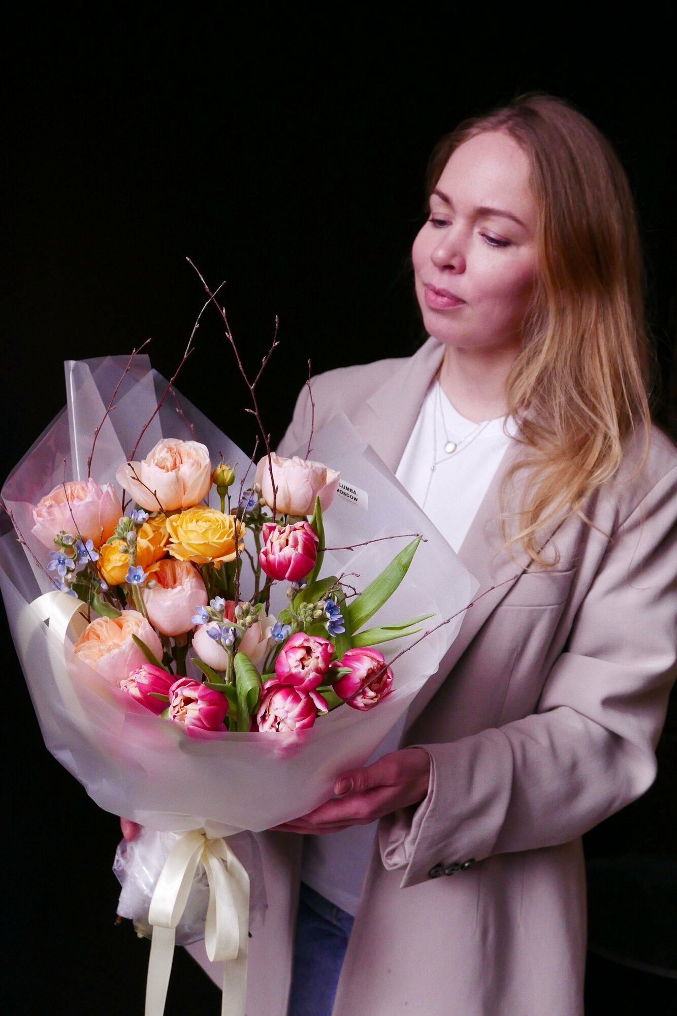 Яркий весенний букет размер М от студии цветов клумба. москва