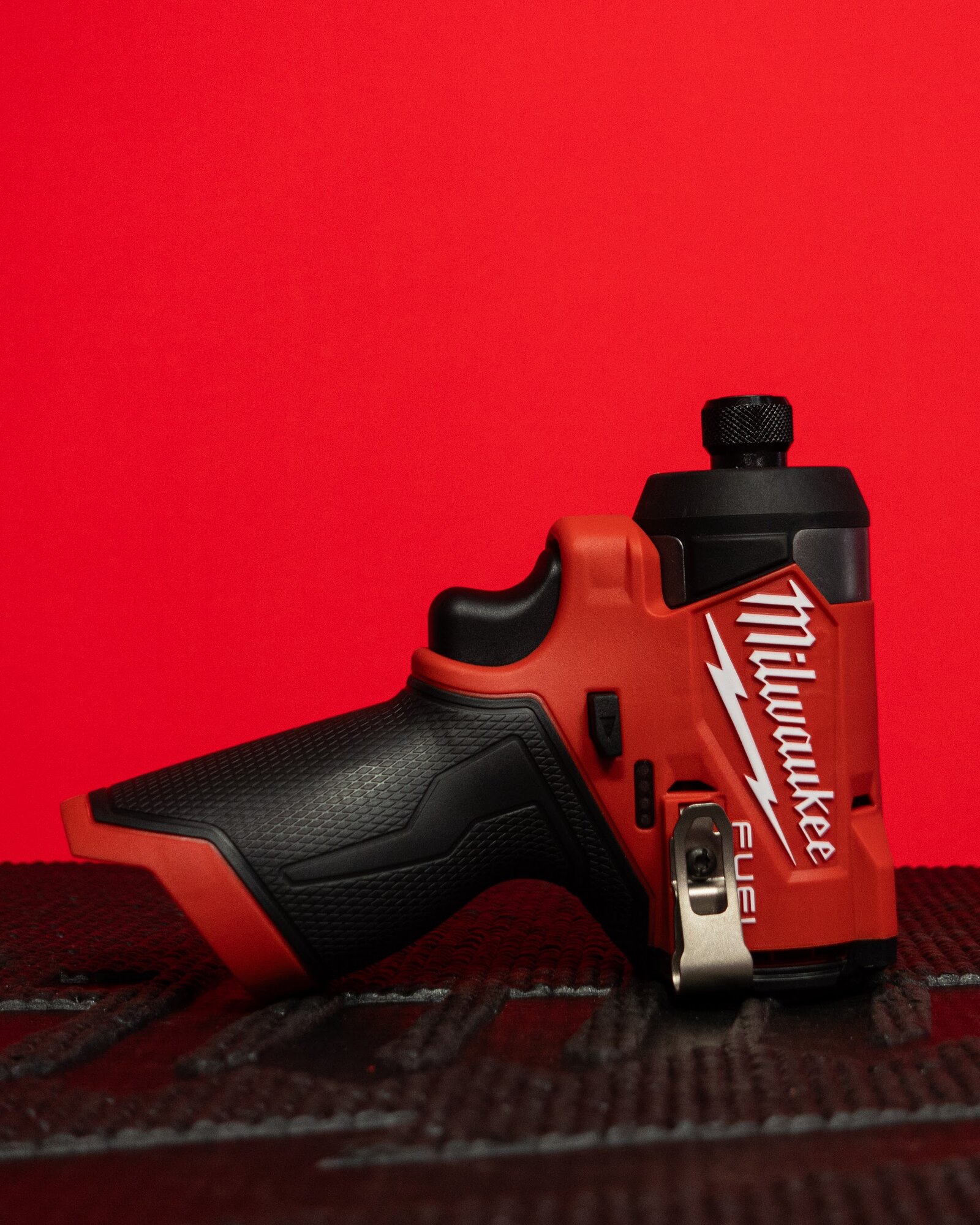 Аккумуляторный профессиональный винтоверт Milwaukee M12 FID2-0-(без АКБ и АБ)