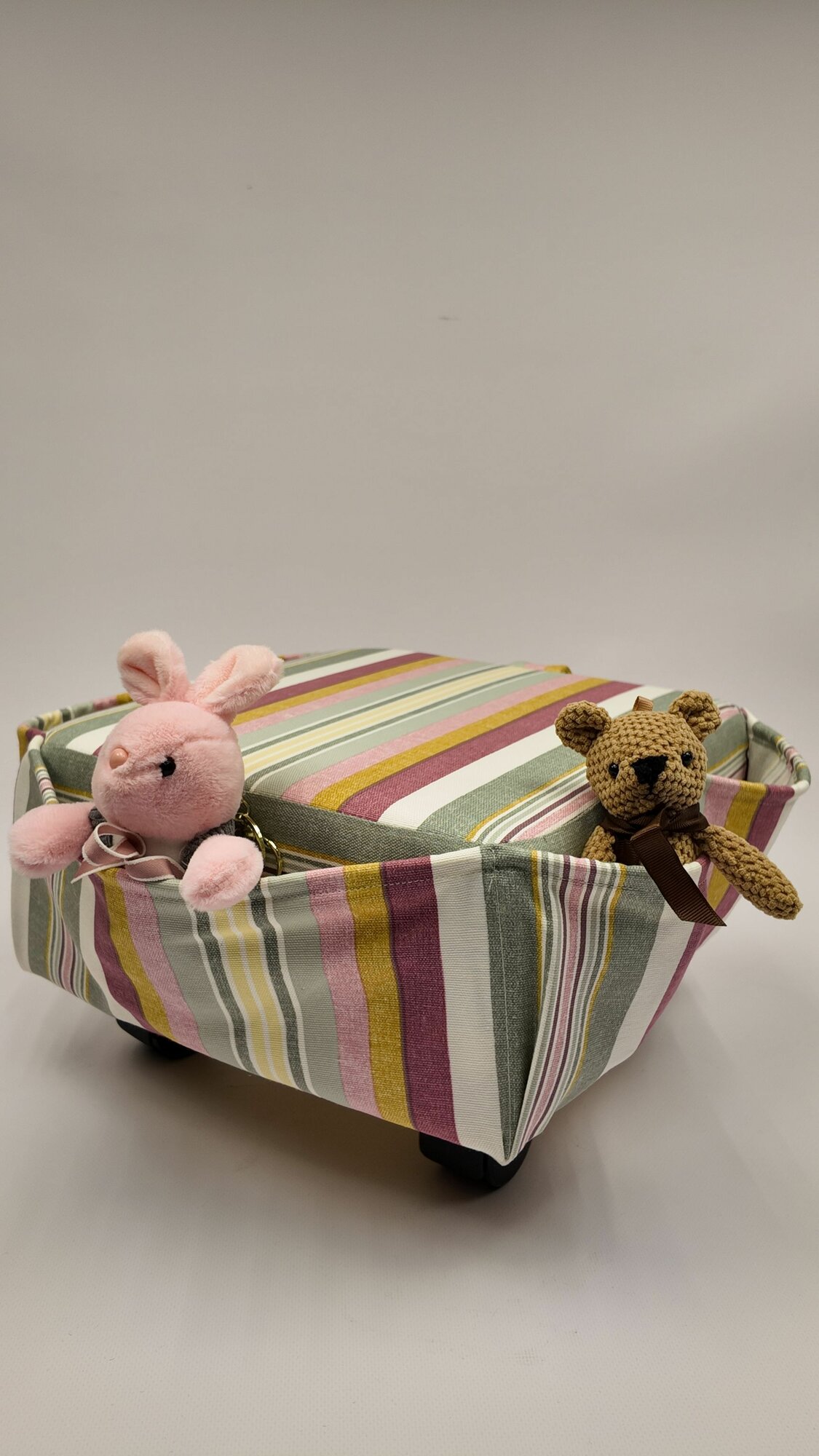 Пуф, банкетка на колесиках