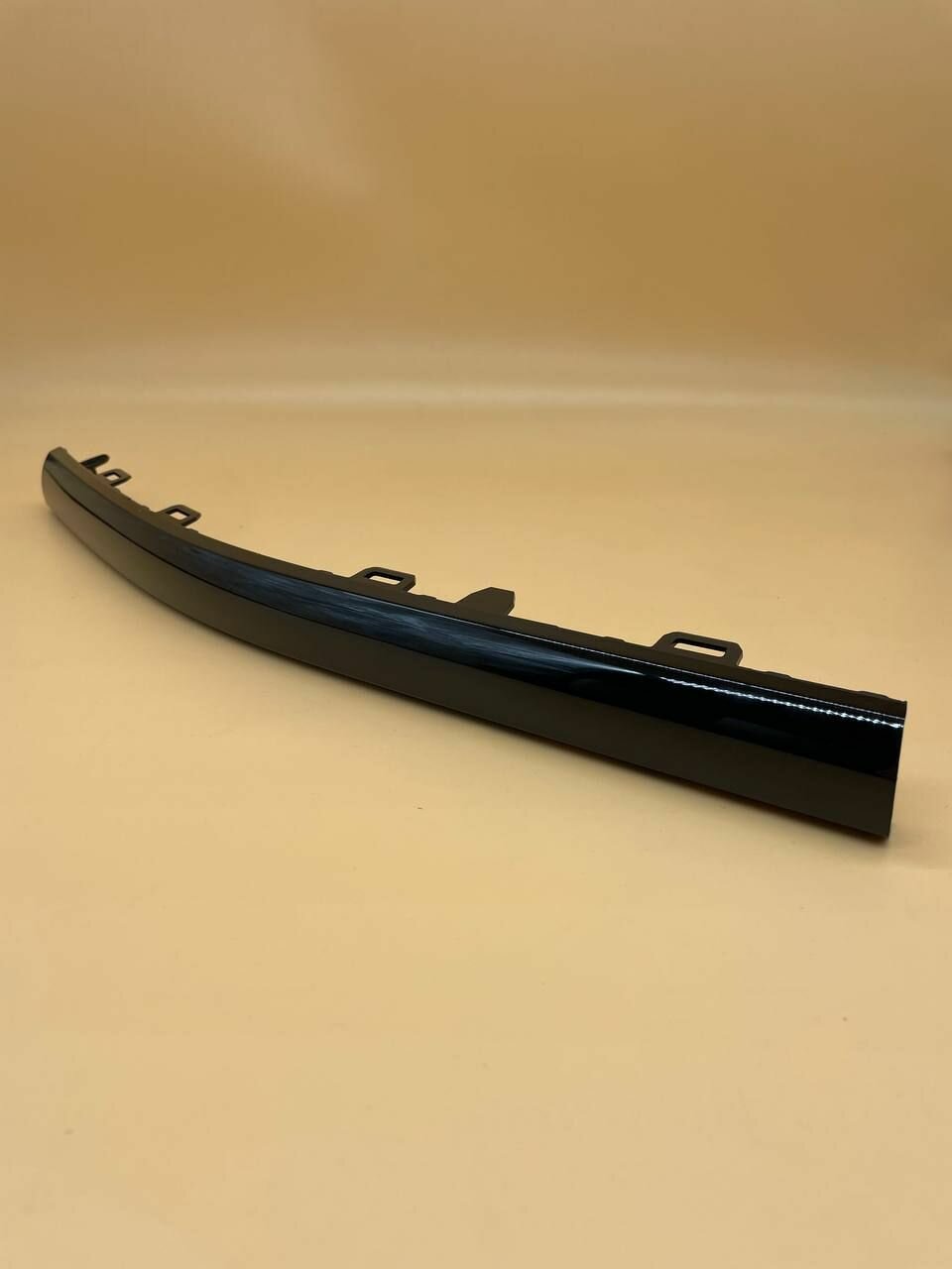 Молдинг переднего бампера LIXiang