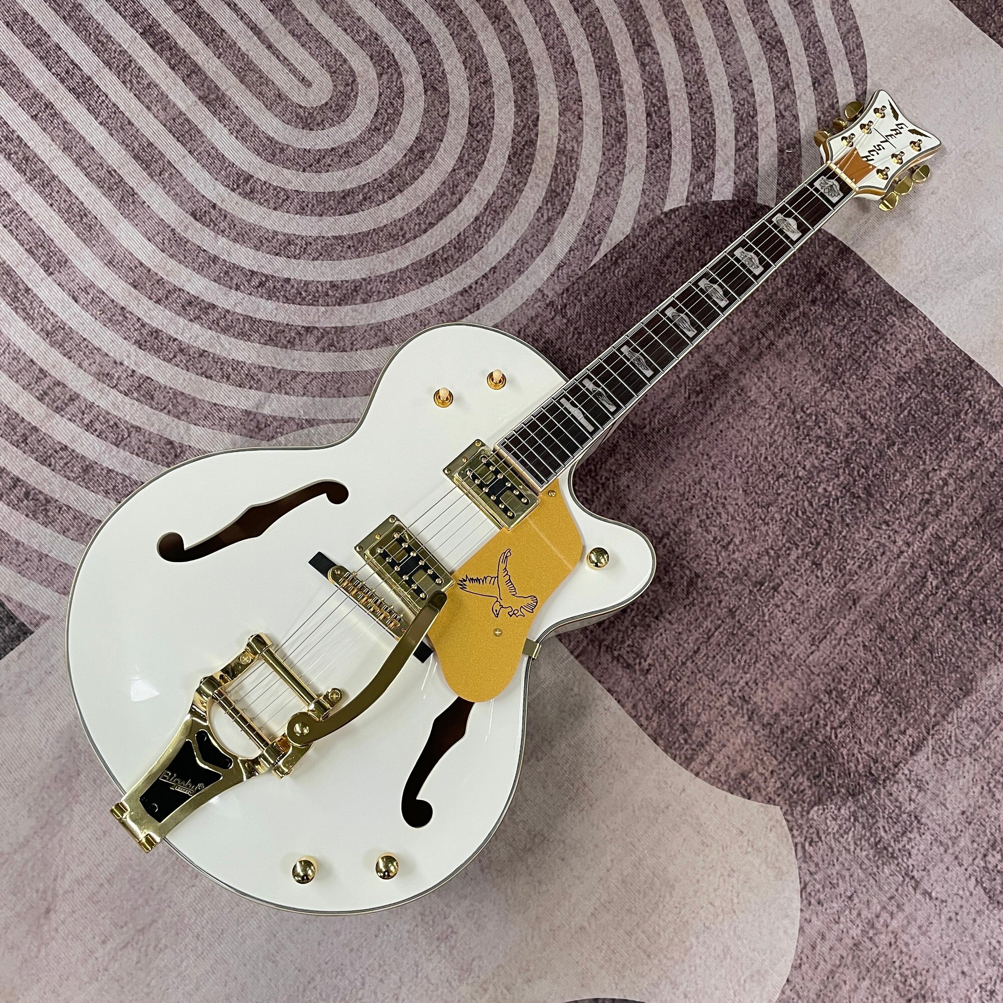 Джазовая полупустая гитара, шестиструнная электрогитара