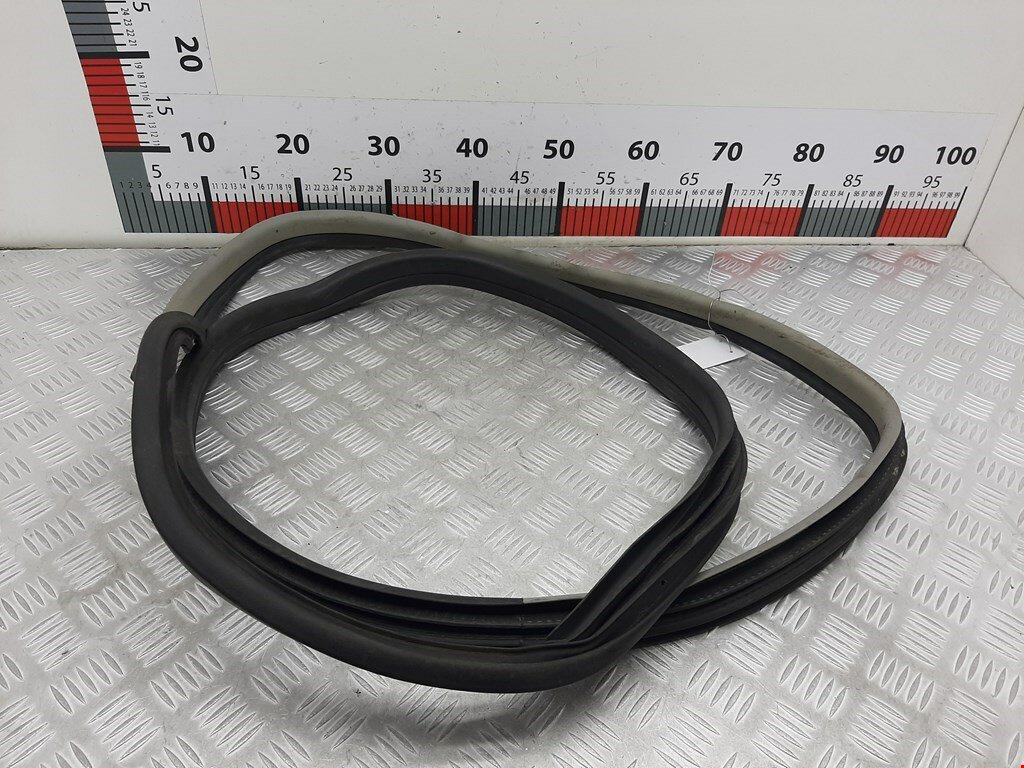 Уплотнитель двери Opel Astra H 13170856 арт. 2048524