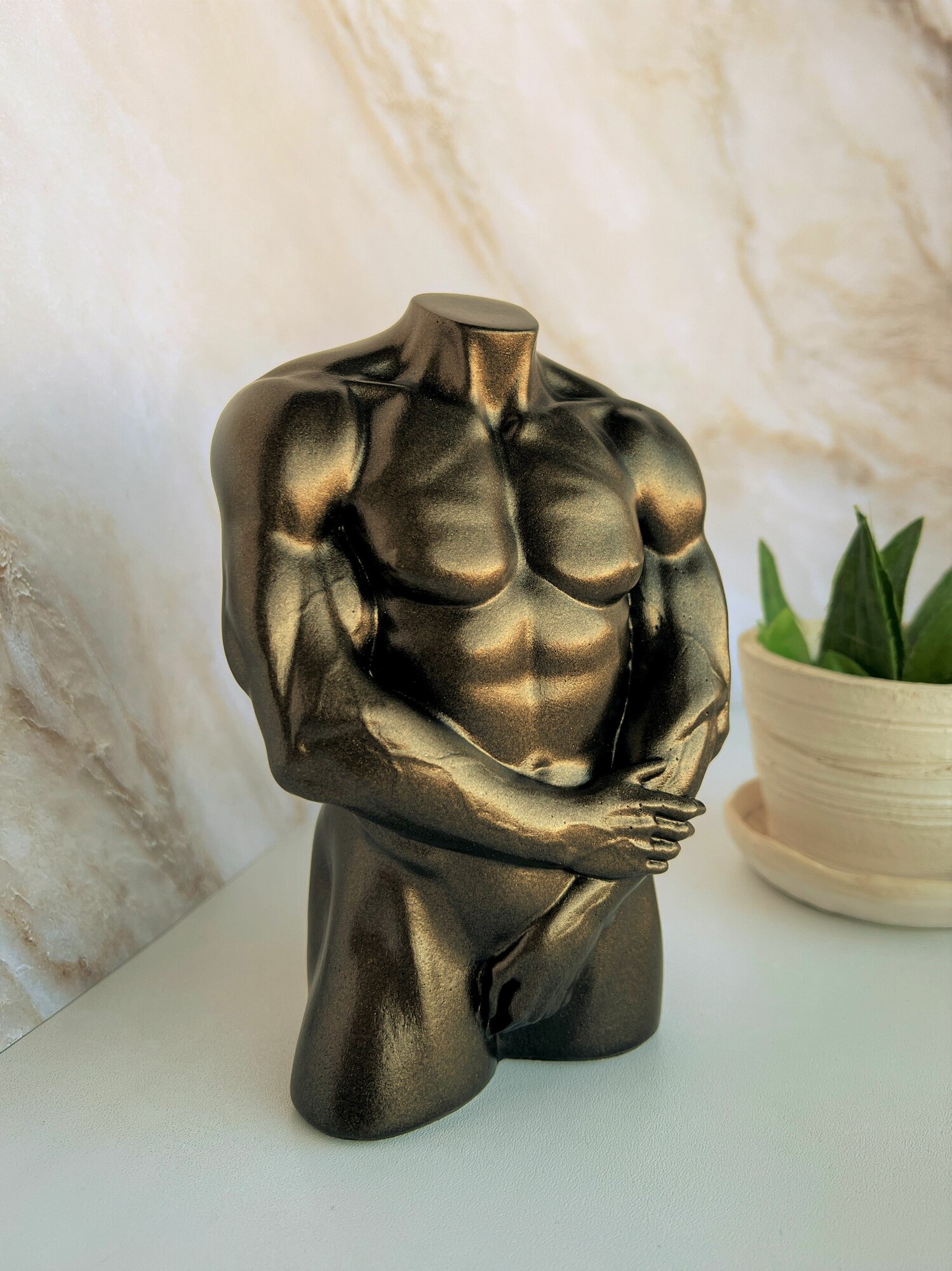 Статуэтка мужское тело цвет бронза. Гипс. Высота 17 см