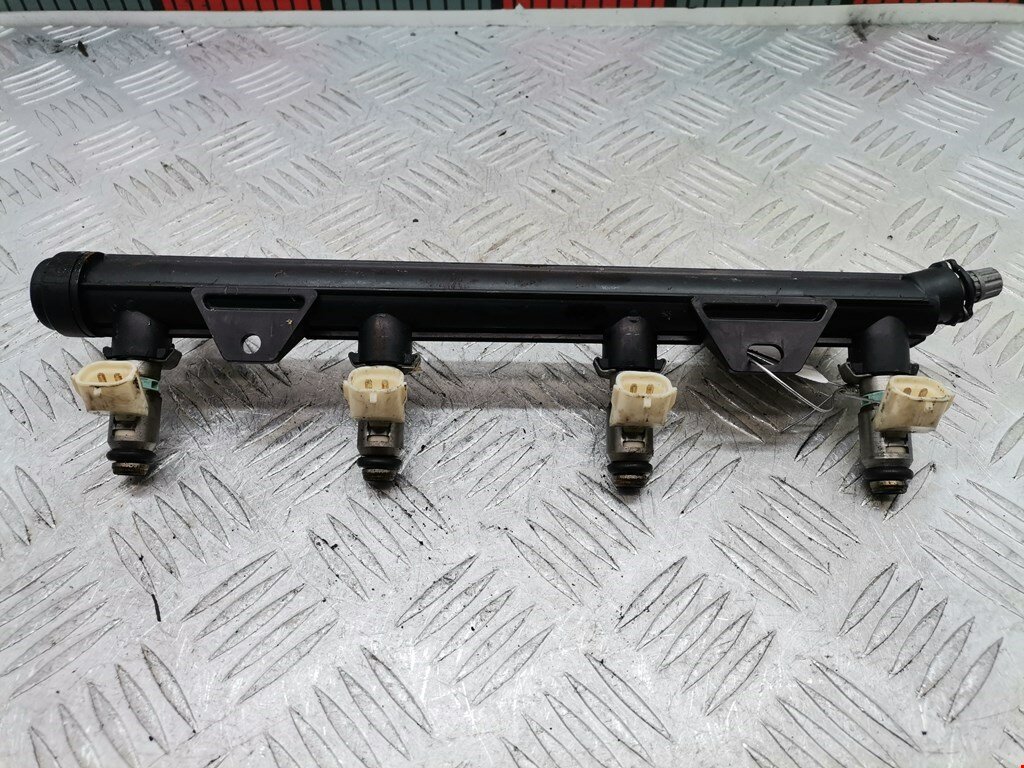 Форсунка бензиновая электрическая Volkswagen Golf 5 036906031AC арт. 2076784